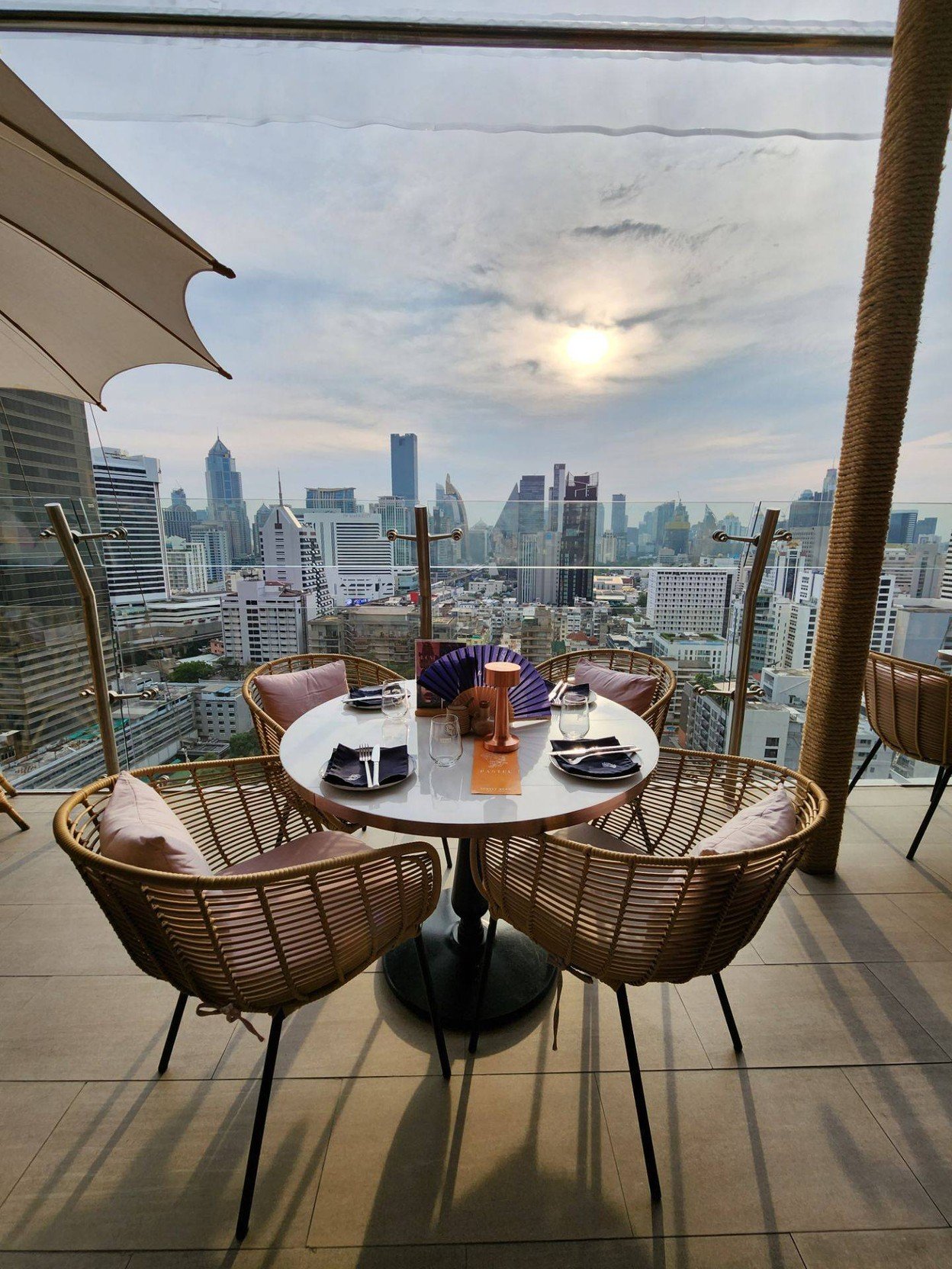 8 Rooftop สุขุมวิท อาหารดีวิวเมืองเลิศ ตอบโจทย์ไลฟ์สไตล์สายติดแกรม!