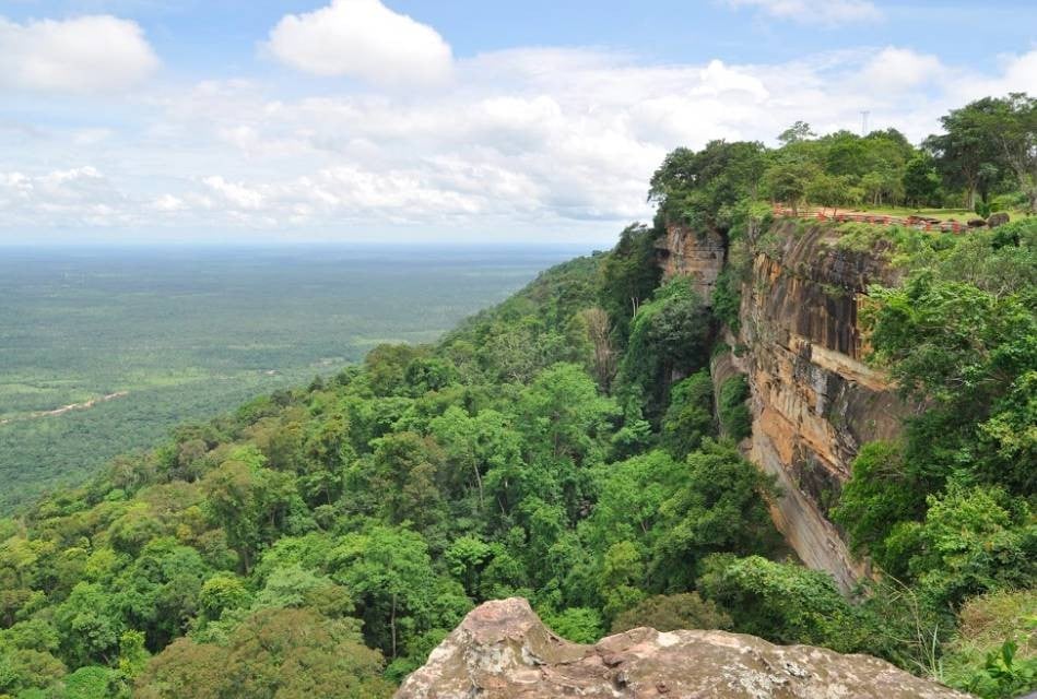 15 ที่เที่ยวศรีสะเกษ ตามรอยประวัติศาสตร์ ชมความงามธรรมชาติ