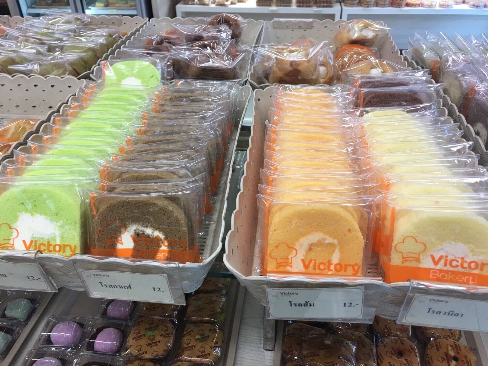 roll cake . ร้าน Victory Bakery โชคชัย 4