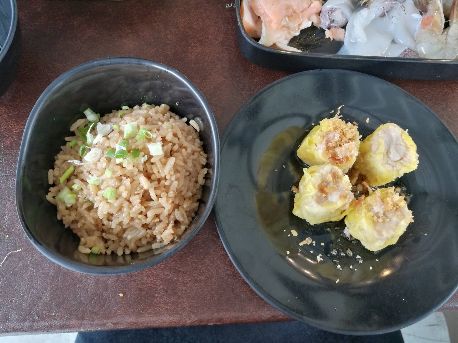 ข้าวผัดกระเทียม ขนมจีบหมูเนื้อแน่นอร่อยดี ร้าน Nara Shabu & Grill