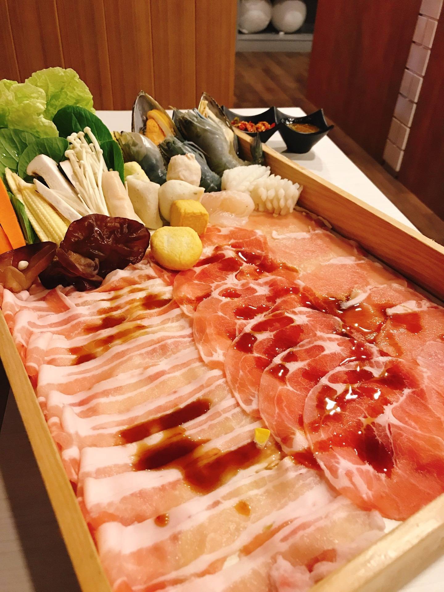 ชุดเนื้อหมู • ถาดโตๆ ร้าน Shabu Mania