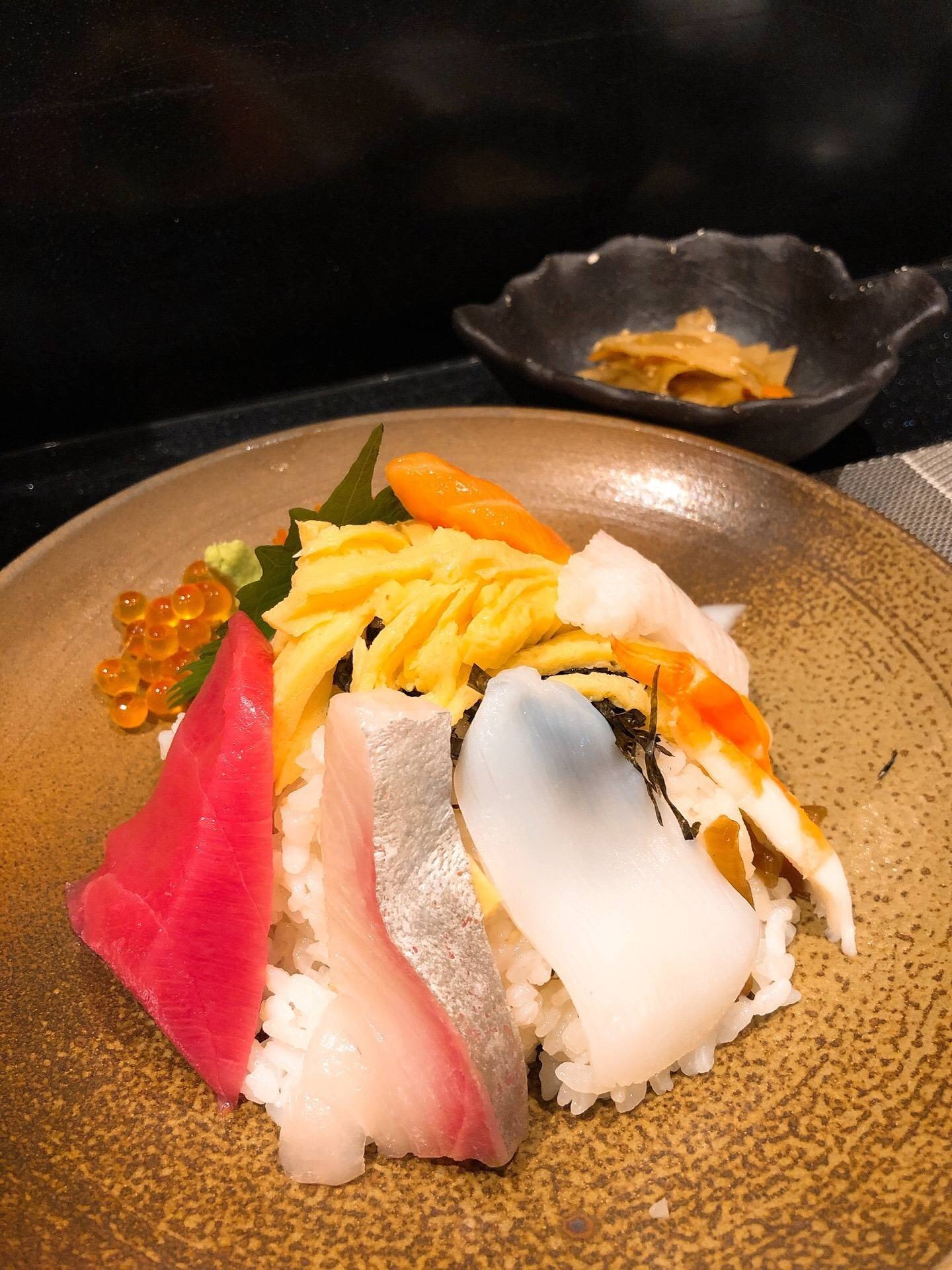 Chirashi Sushi Set • Lunch Set มีให้ซุปมิโสะกับผลไม้ด้วย ร้าน Endo ...