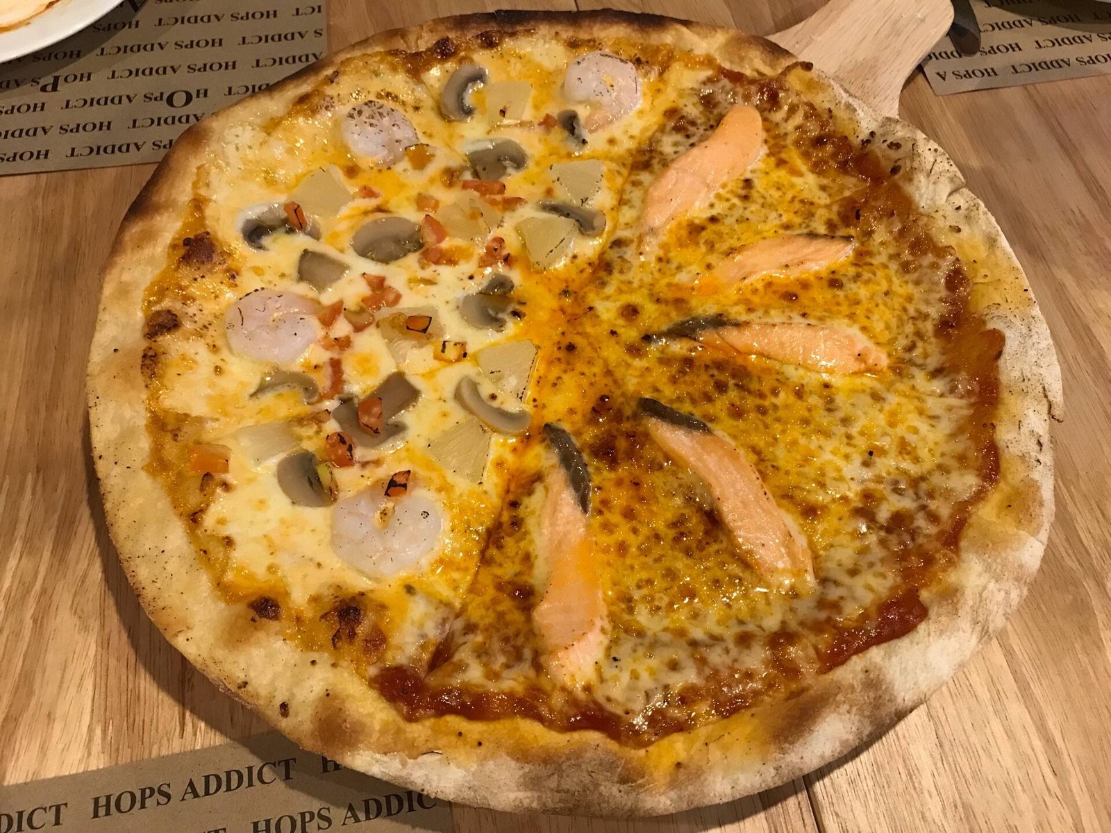 พิซซ่าบางกรอบ ร้าน Hops Addict Bangsaen (ฮอปแอดดิค บางแสน) บางแสน - Wongnai