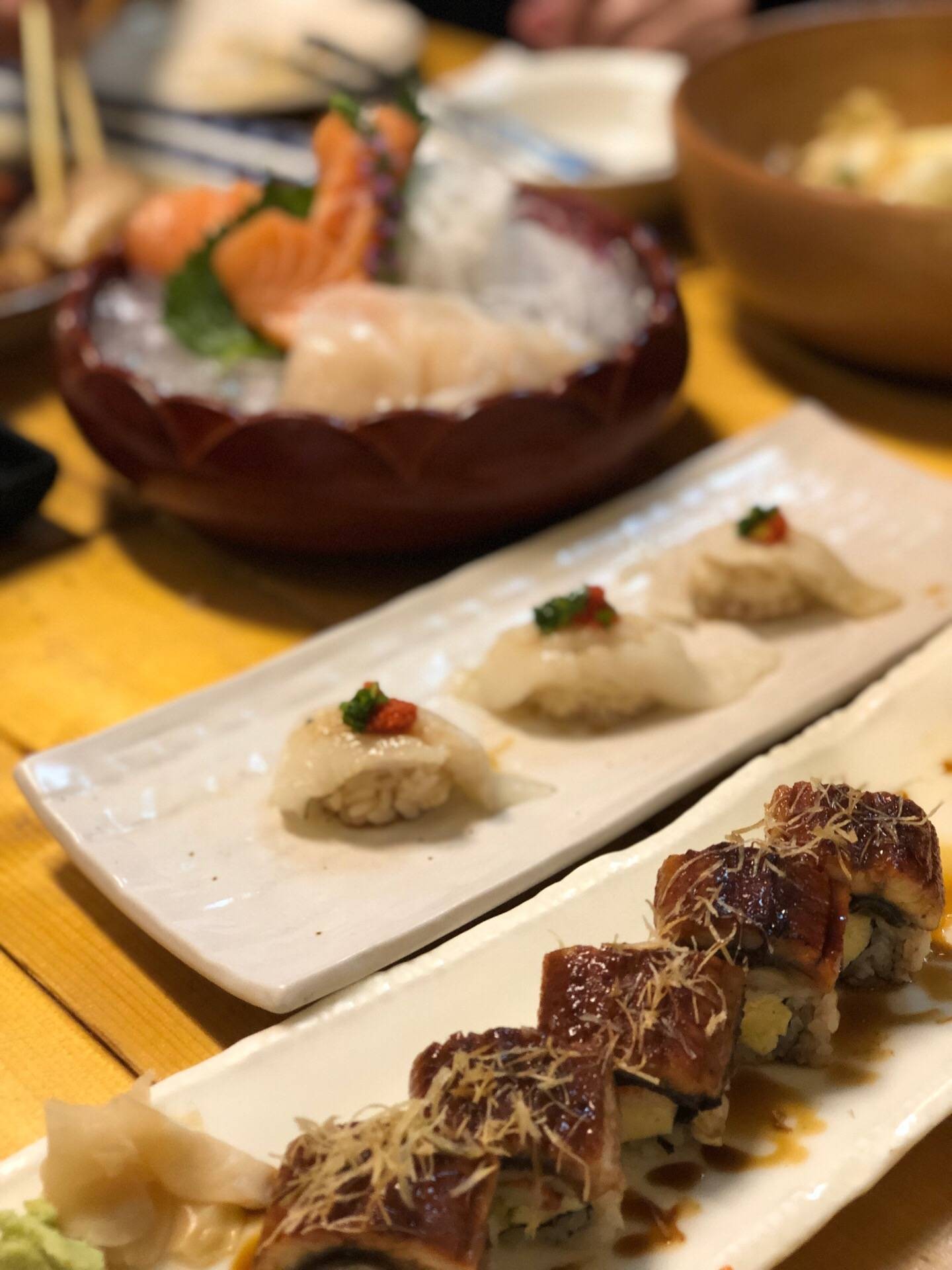 Engawa Shushi ซูชิครีบปลาตาเดียว • ถึงกล้องจะเบลอ แต่รสชาติคุณเธอชัดเจน ...