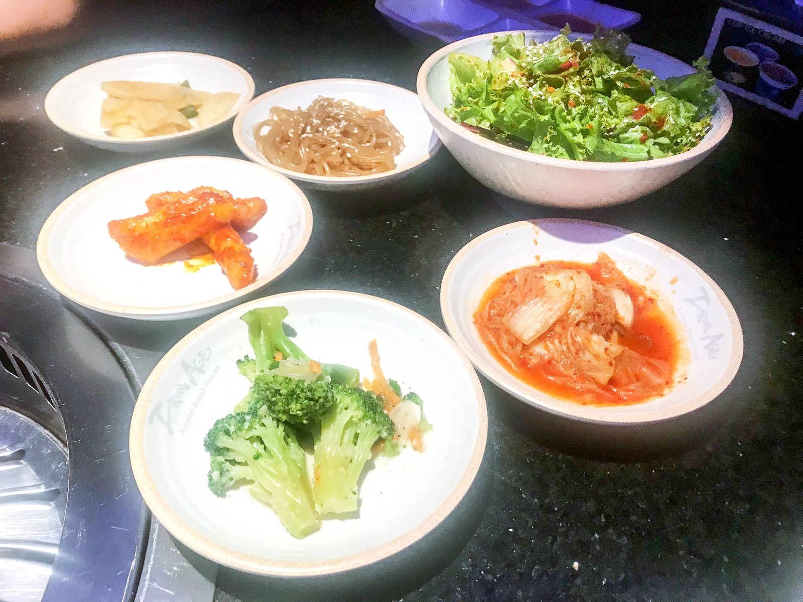 เครื่องเคียงพวกผักดอง ร้าน Iron Age Korean Steak House