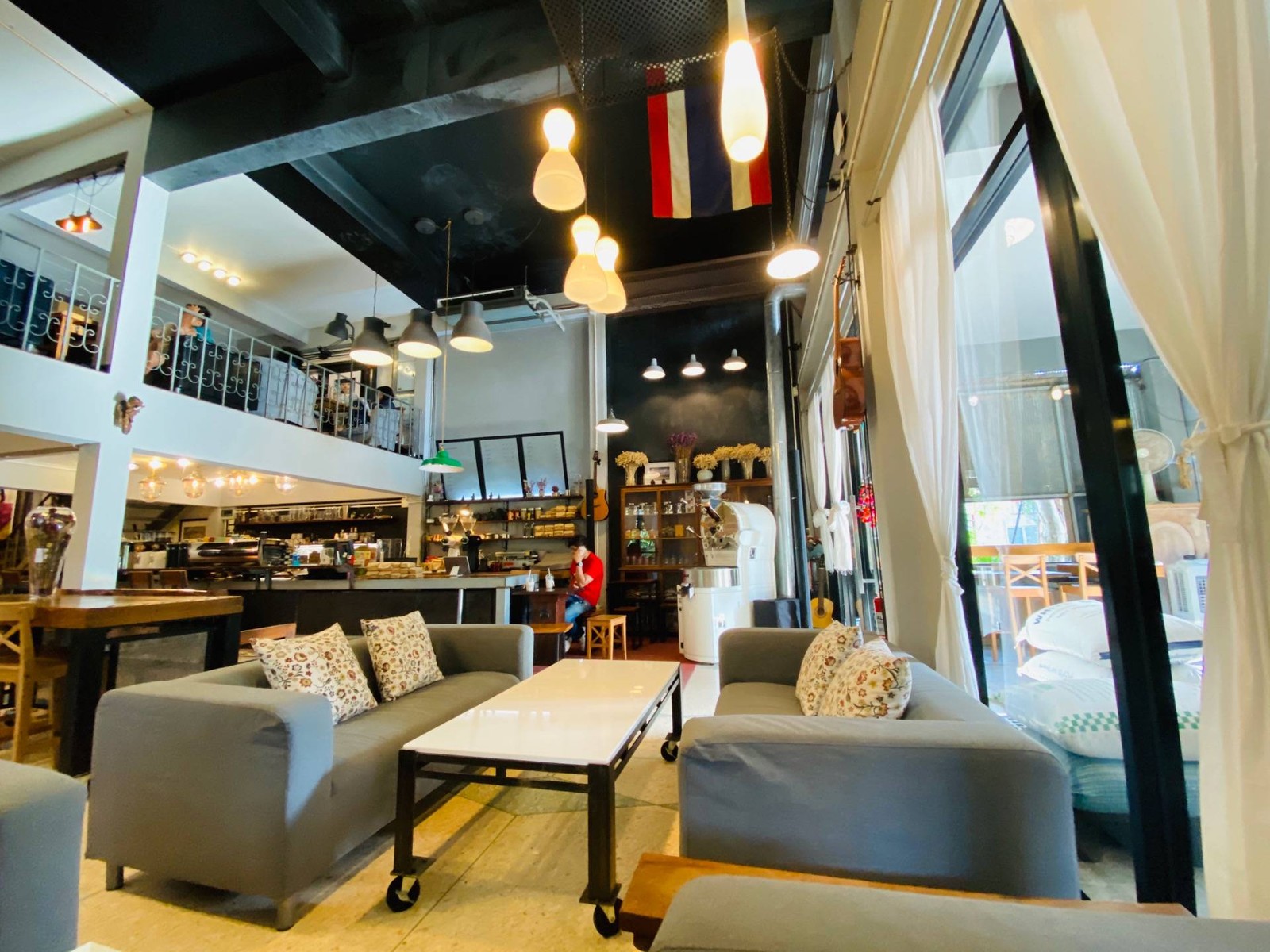 รูป GRAY 18 CAFE Traveller ตรงข้ามทางเข้าชินตา โรงเรียนพรศิริกุลเก่า