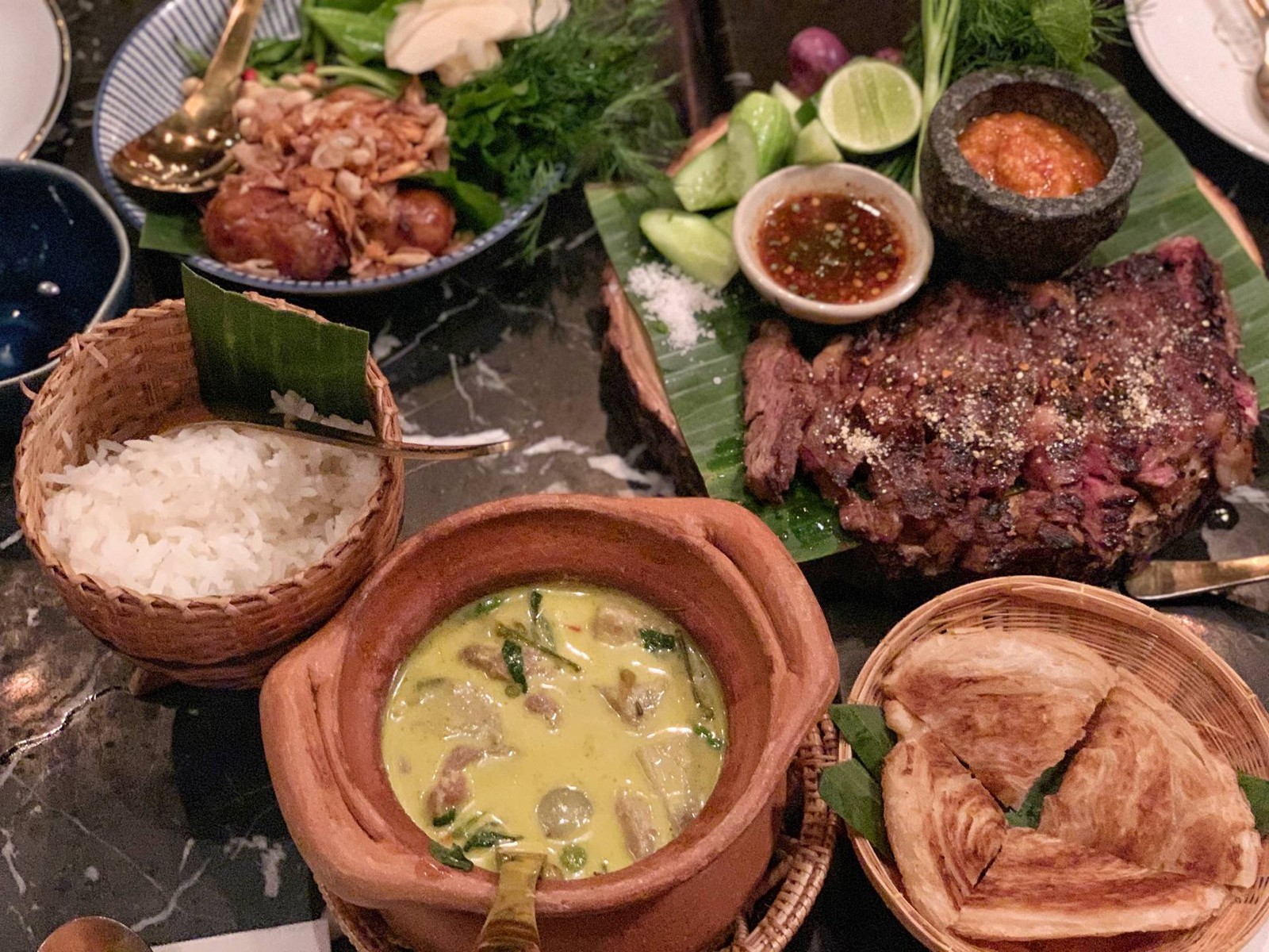 แกงเขียวหวานเนื้อ โรตี ร้าน Rongros ถนนมหาราช