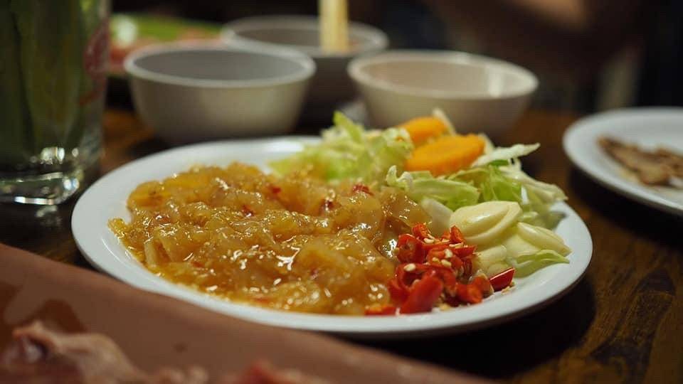 ยำแมงกระพรุนน้ำมันงา ร้าน จอมพล หมูกระทะ