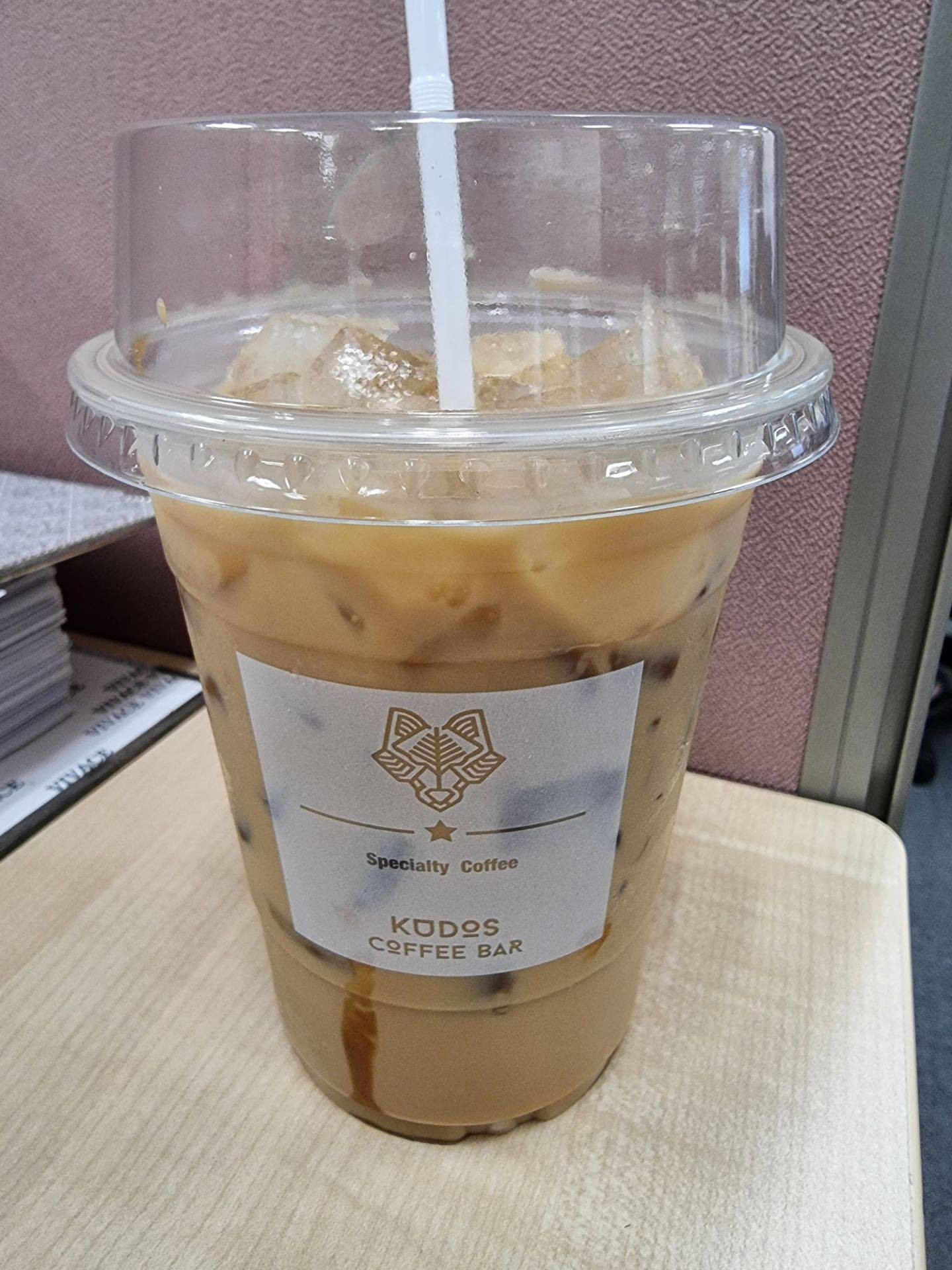 ซอลท์เทิ่ด คาราเมล ลาเต้ ร้าน Kudos Coffee Bar SILOM 19