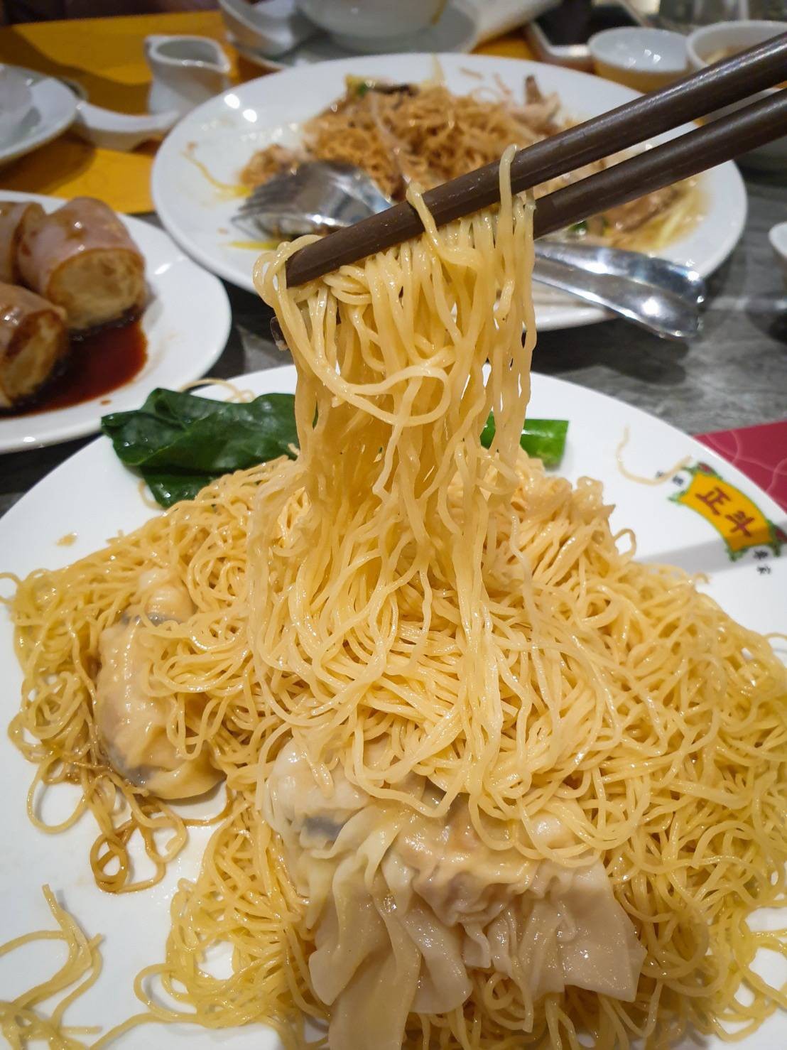 บะหมี่เเห้งเกี้ยวกุ้ง • กุ้งซ่อนอยู่ใต้บะหมี่ ร้าน Tasty Congee ...
