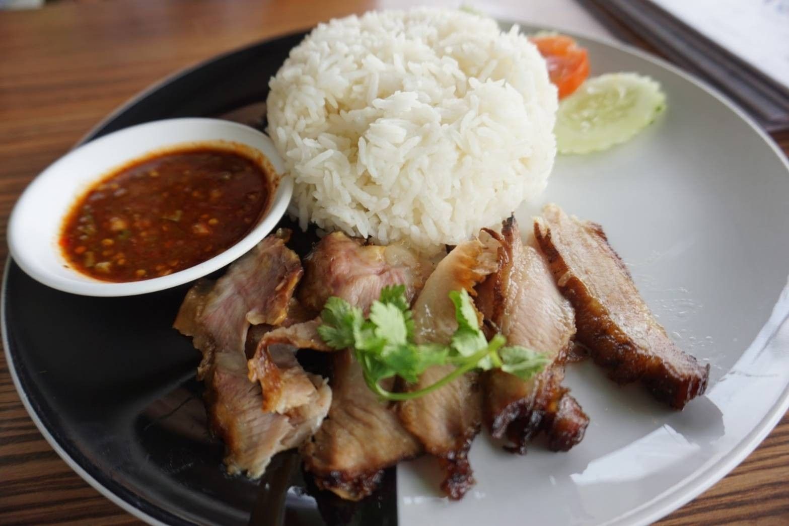 ข้าวคอหมูย่าง • หมูเหมือนย่างแบบเก่า หืนๆ ร้าน Koo'Klong Coffee and ...