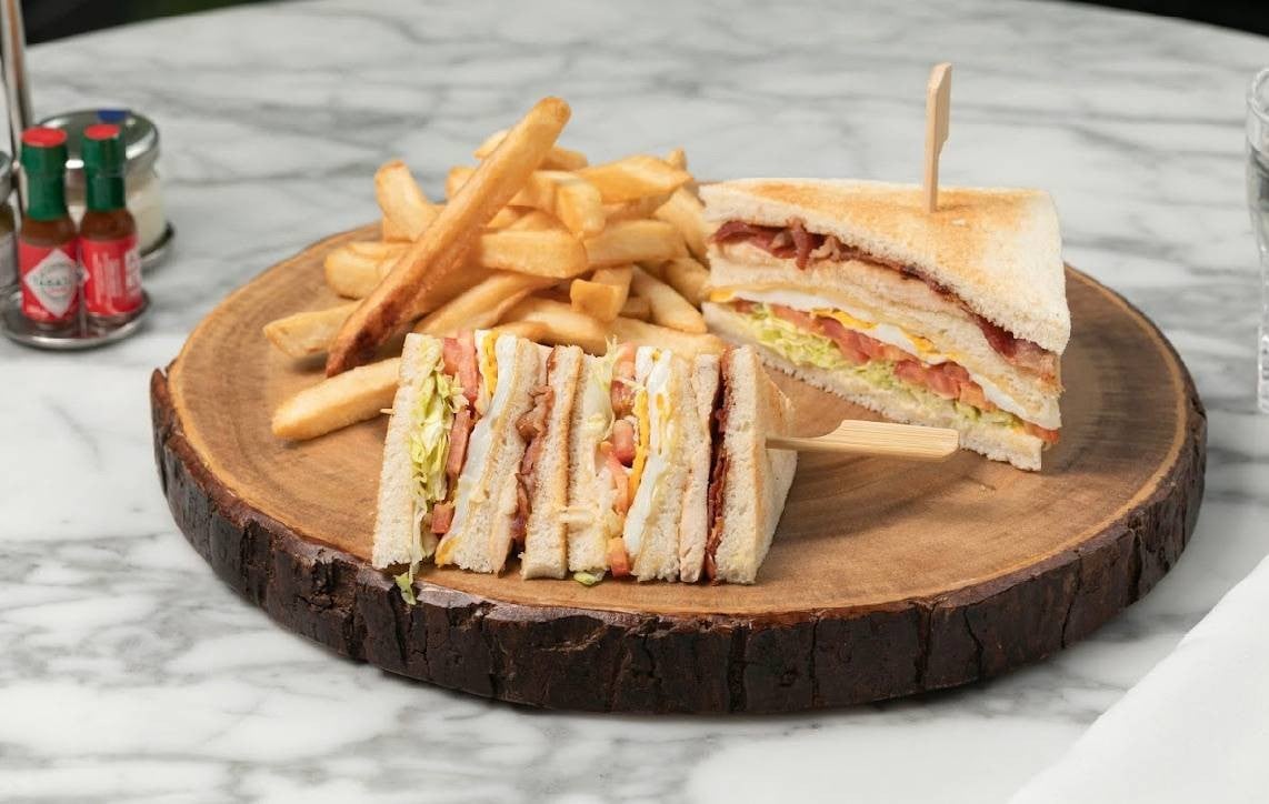 คลับแซนด์วิช • image ร้าน Rain Tree Cafe The Athenee Hotel, Bangkok