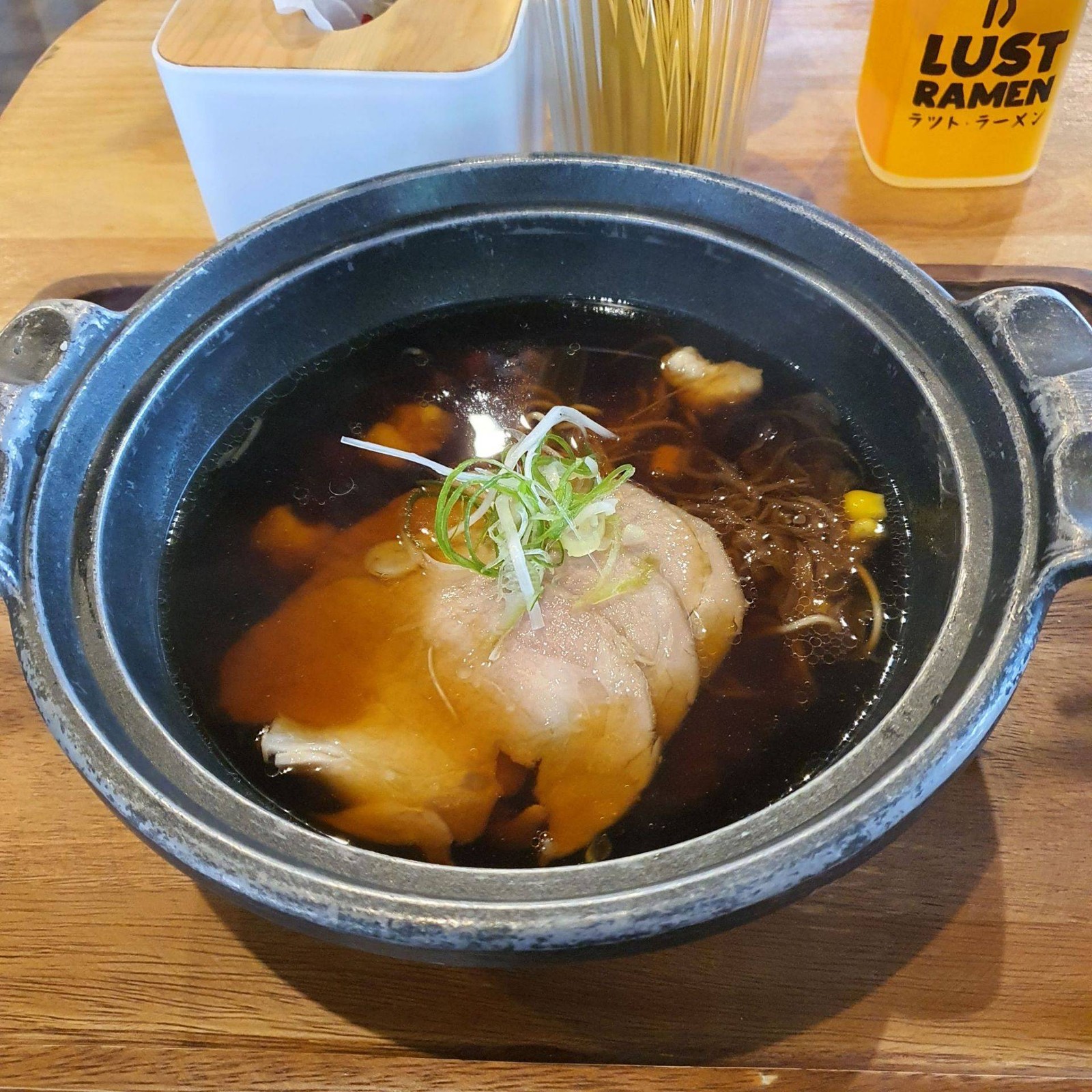 ราเม็งซุปสุกี้น้ำดำ ร้าน Lust Ramen Silom