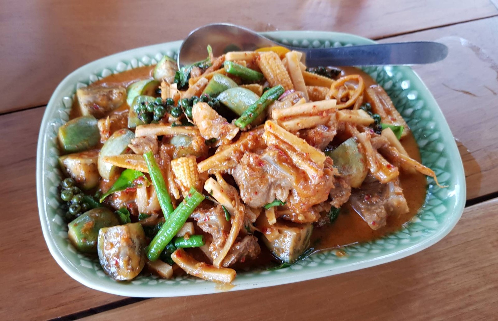 ผัดเผ็ดกระดูกอ่อน ร้าน เรือนน้ำอลิษา