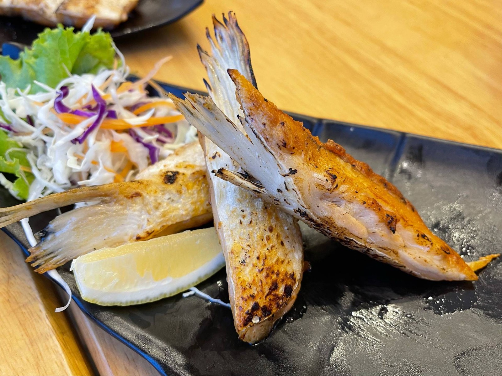 ครีบปลาแซลมอนย่างเกลือ ร้าน TIKISHI SUSHI สุขสวัสดิ์ สุขสวัสดิ์ ...