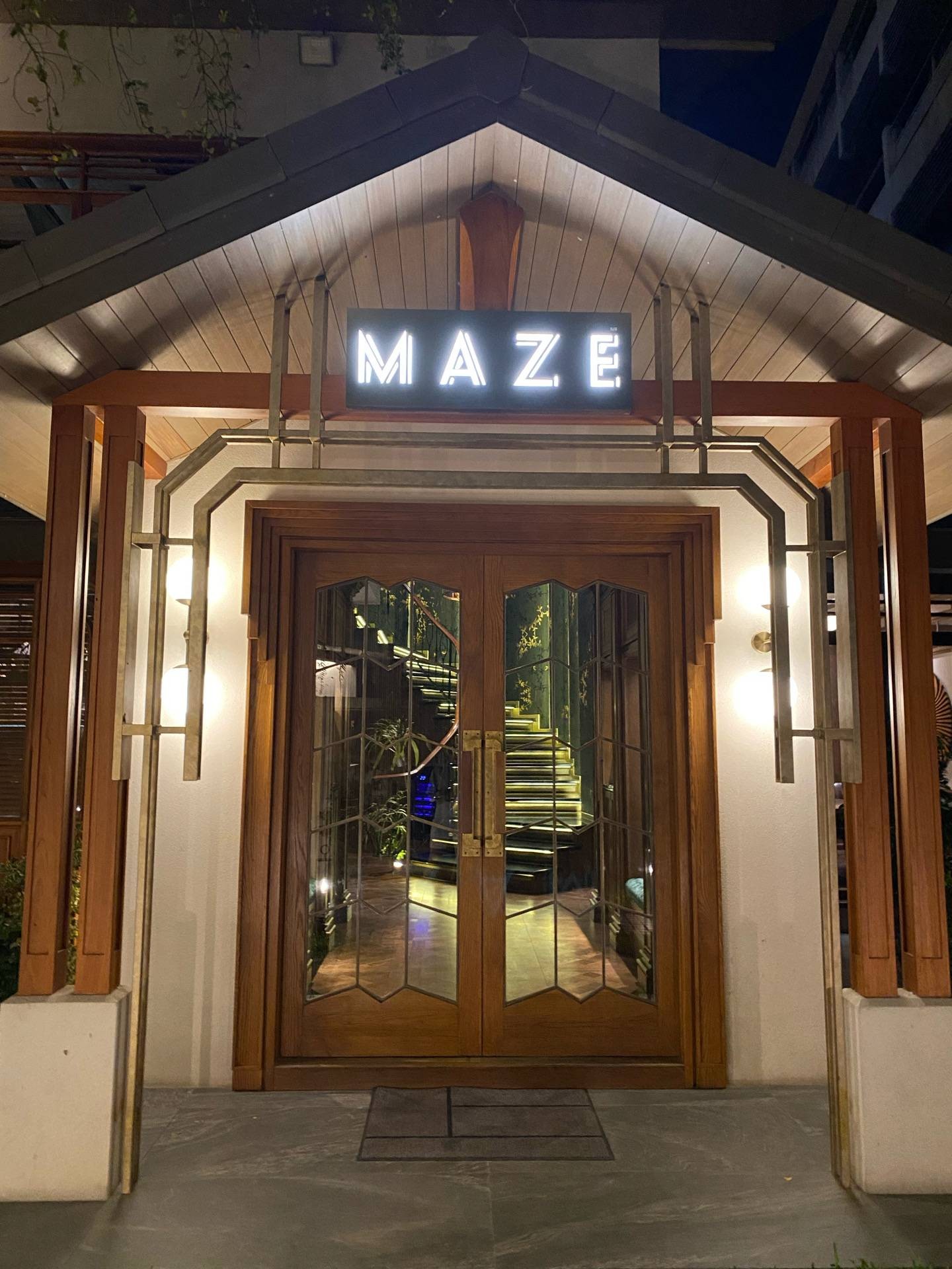 รูป Maze Dining