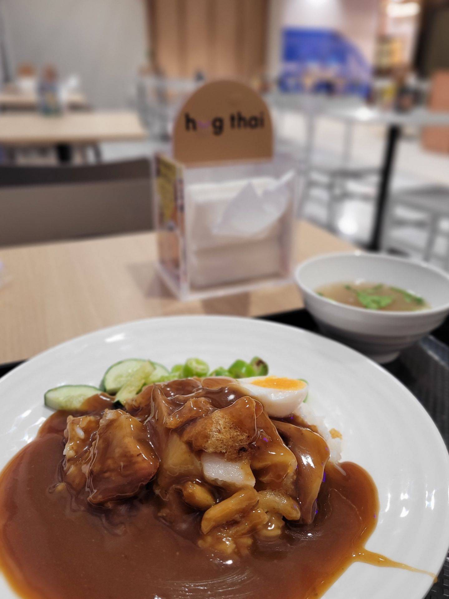 ข้าวหมูกรอบ นายไซ ร้าน Hug Thai (ศูนย์อาหารสตรีทฟู้ด)
