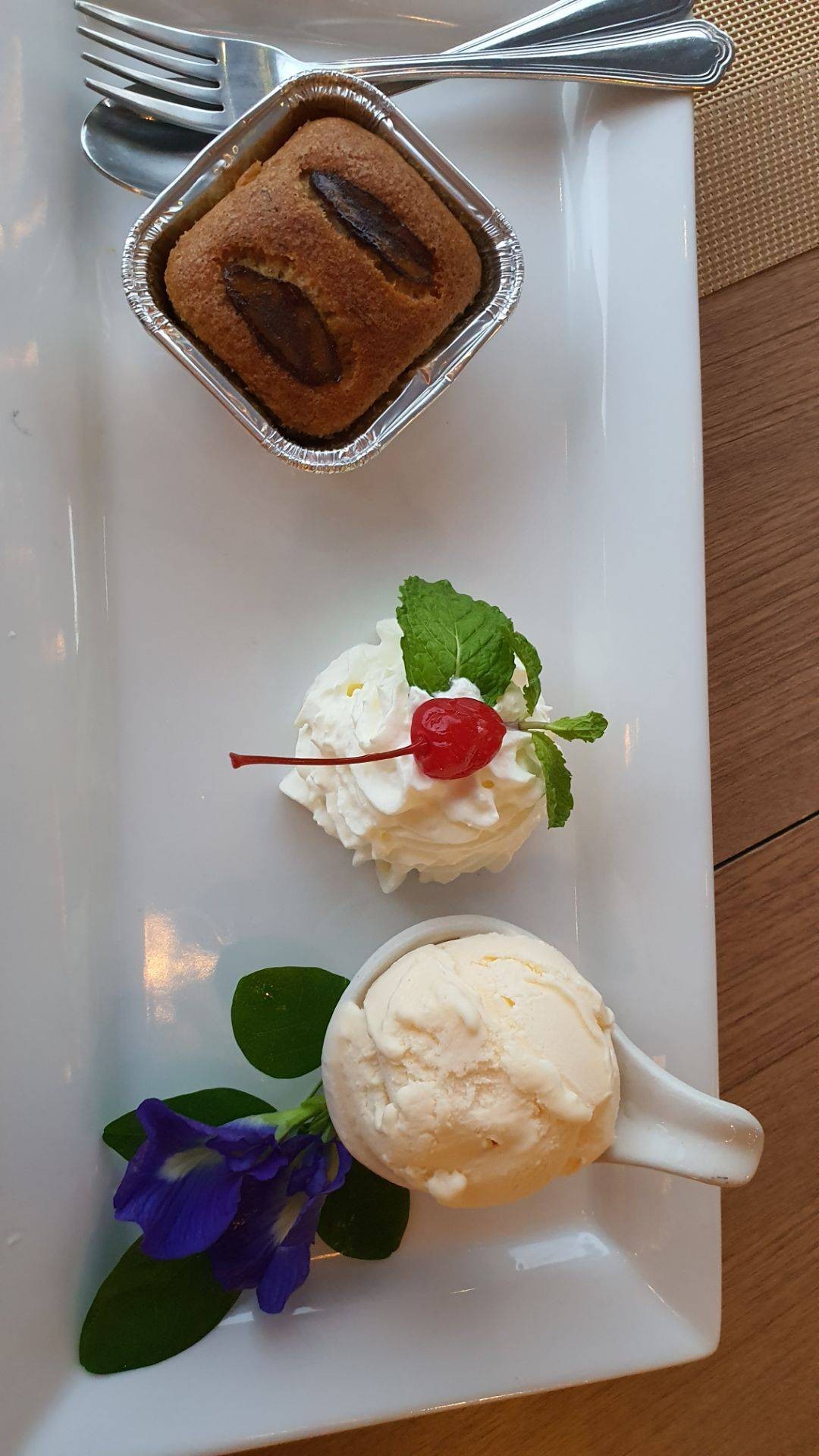 เค้กกล้วยหอม • เค้กรสชาติกลมกล่อม อร่อยมาก มีไอศกรีม และวีปครีมในเซต อิ่มกำลังดี ร้าน Chez Khun ...