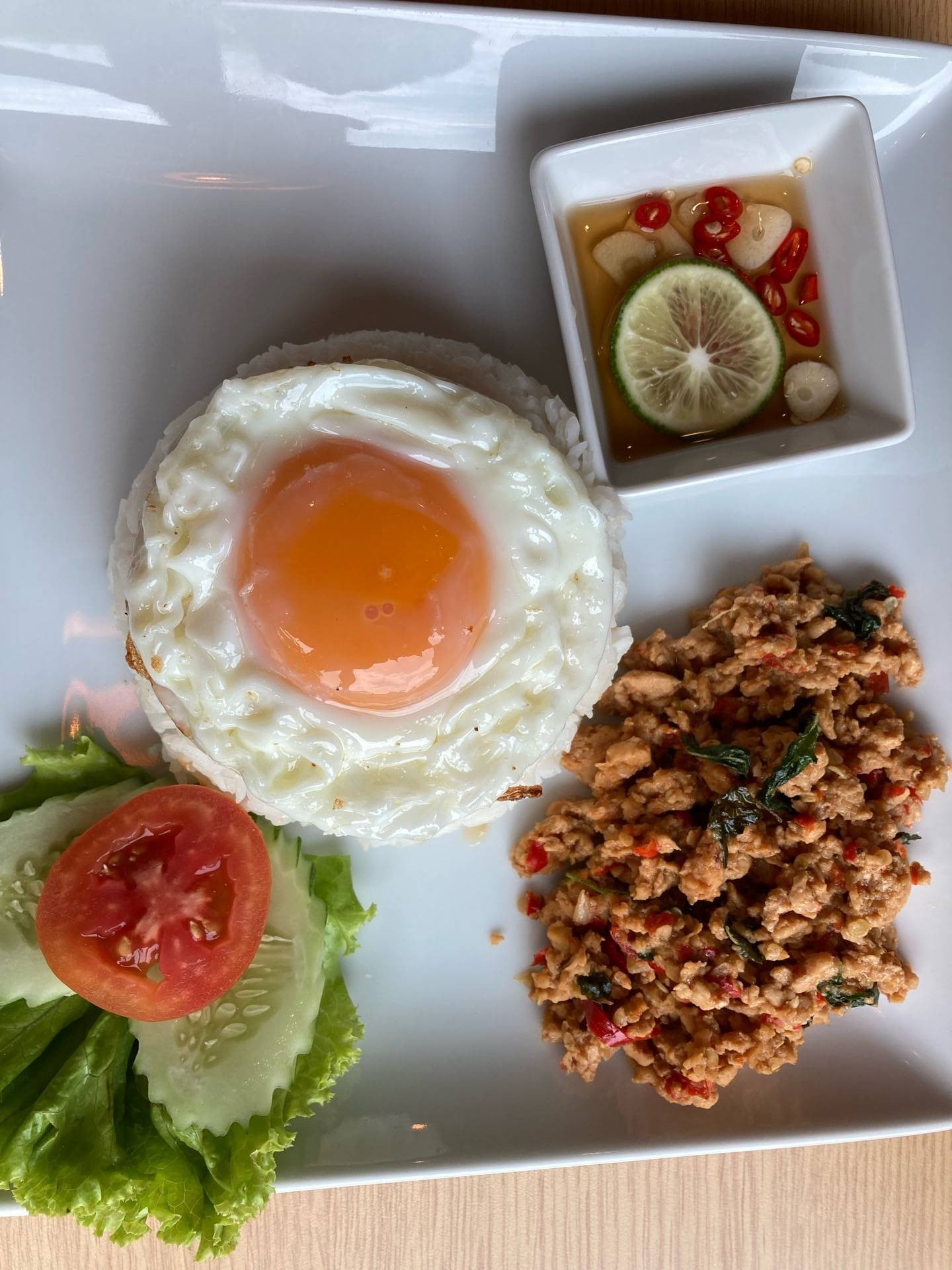 กระเพาไก่ไข่ดาว ร้าน The Tony Cafe (เดอะ โทนี่ คาเฟ่) - Wongnai
