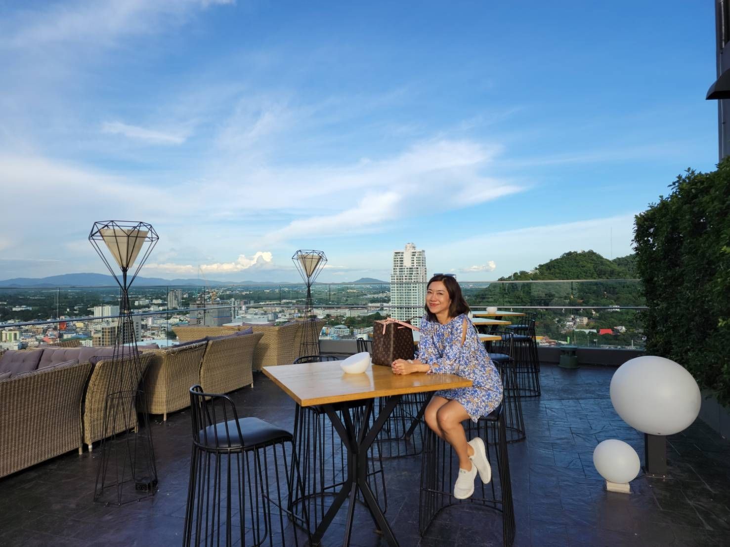 รูป Silver Moon Rooftop Bar Novotel Sriracha & Koh Si Chang Marina Bay