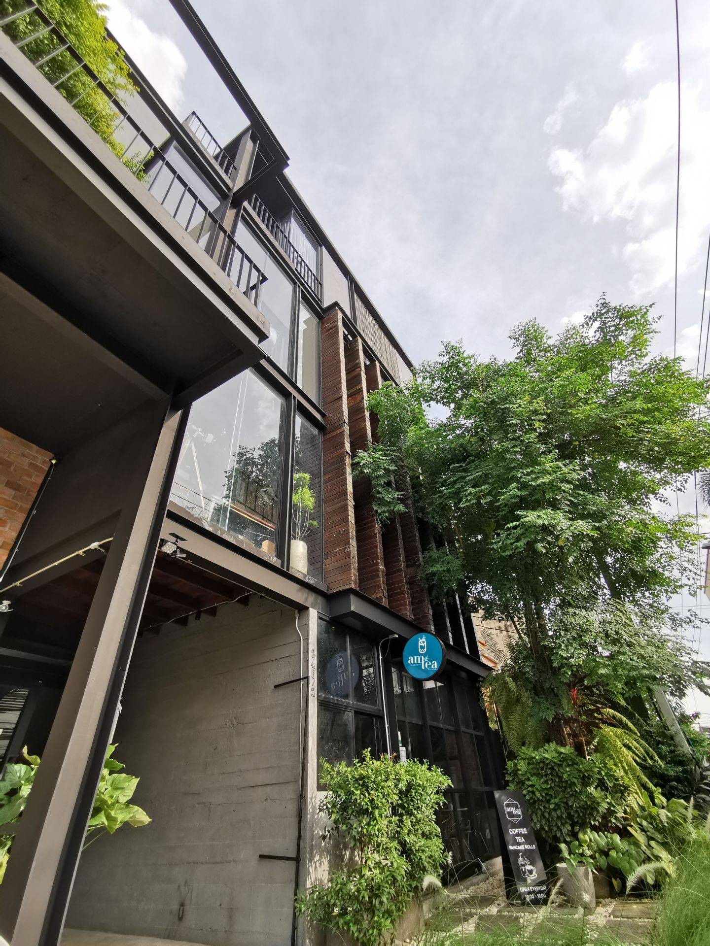 รูป The LOCAL - Ari