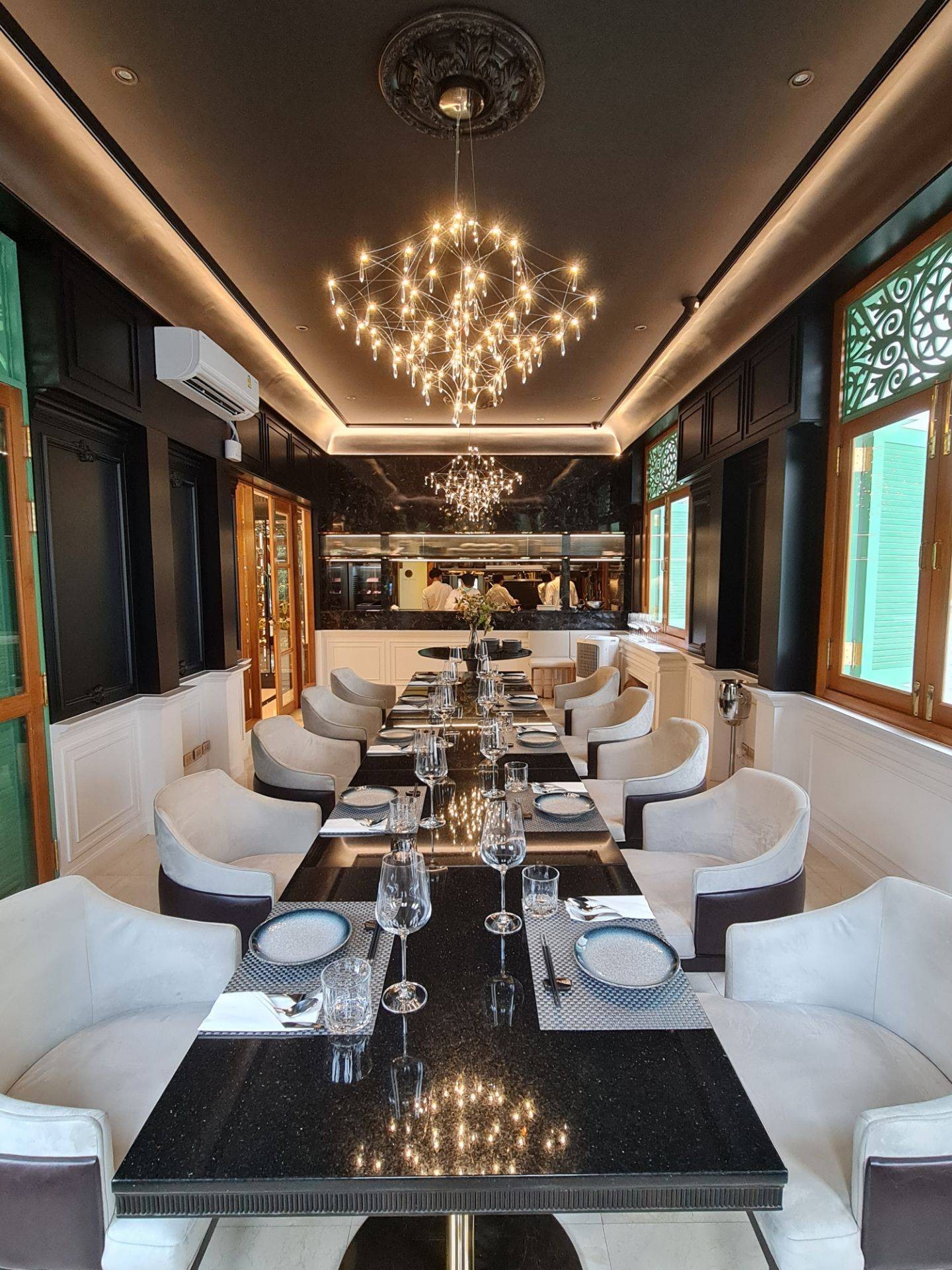 รูป CUT Raw & Grilled และ Chez Miline