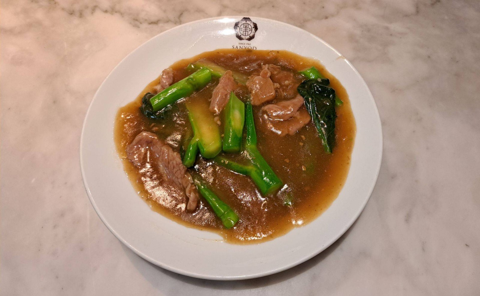 ราดหน้า เนื้อ คะน้าฮ่องกง (เล็ก) • 175 บาท ร้าน แสนยอด WOK บางรัก-สาทร - Wongnai