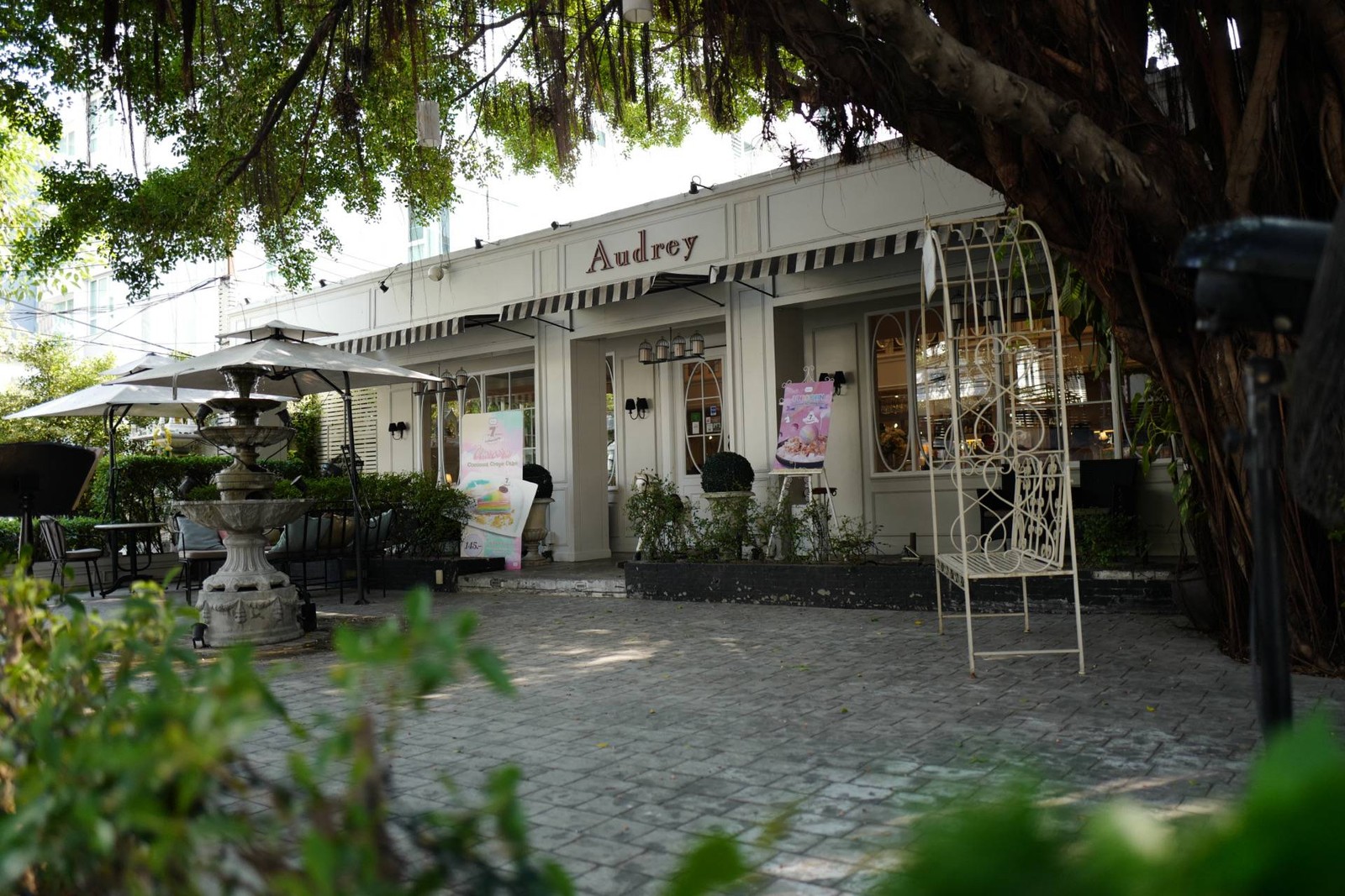 รูป Audrey Cafe ซอยทองหล่อ 11