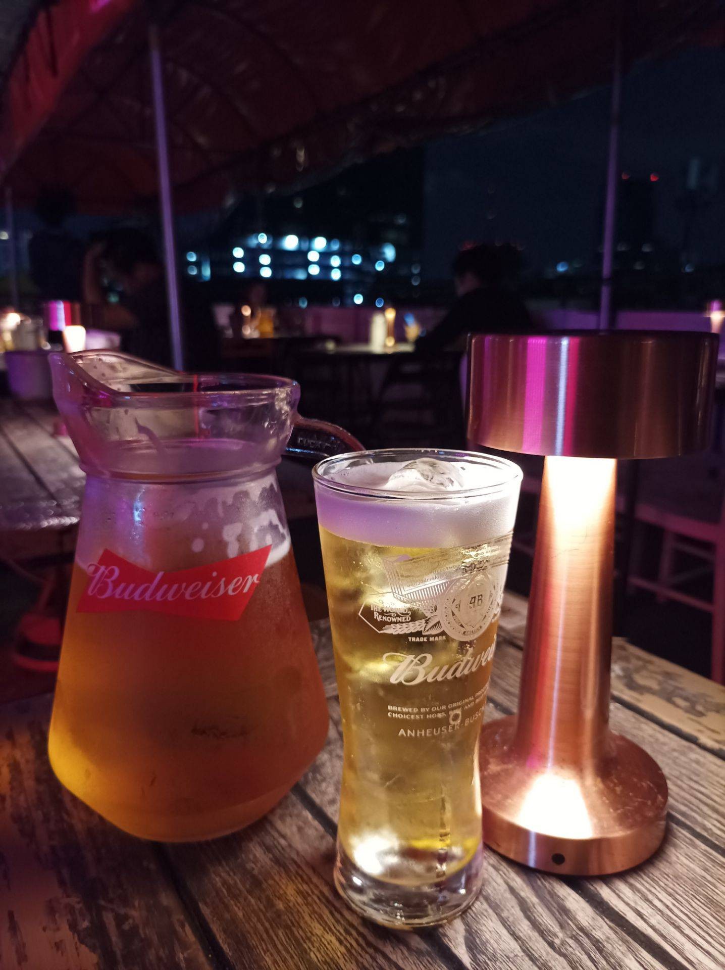 Draft Beer Budweiser Jug ร้าน Cat on the roof
