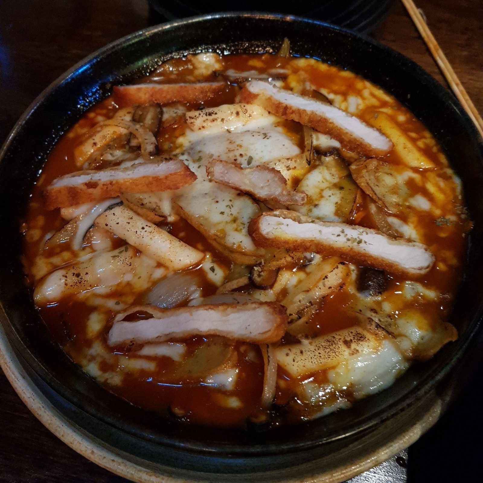 ต็อกบกกี ทงคัสสึชีส • อันนี้พี่ที่กินด้วยบอกว่าได้กลิ่นแปลกๆ เหมือนแป้ง ...