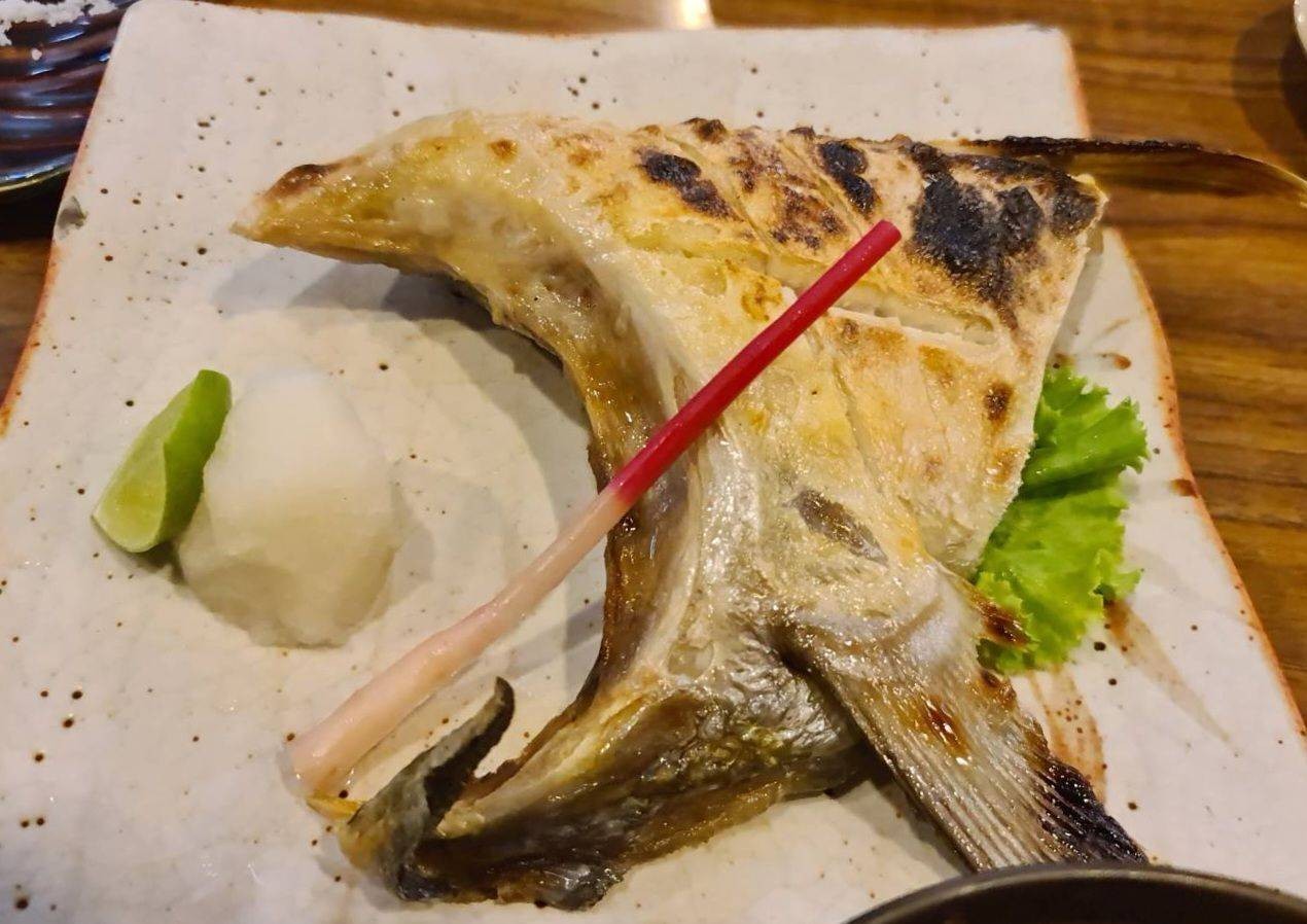 แก้มปลาบุรีย่างเกลือ ร้าน Hanaya