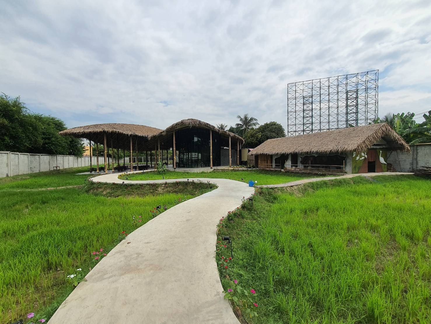 รูป กอดดินกลิ่นนา