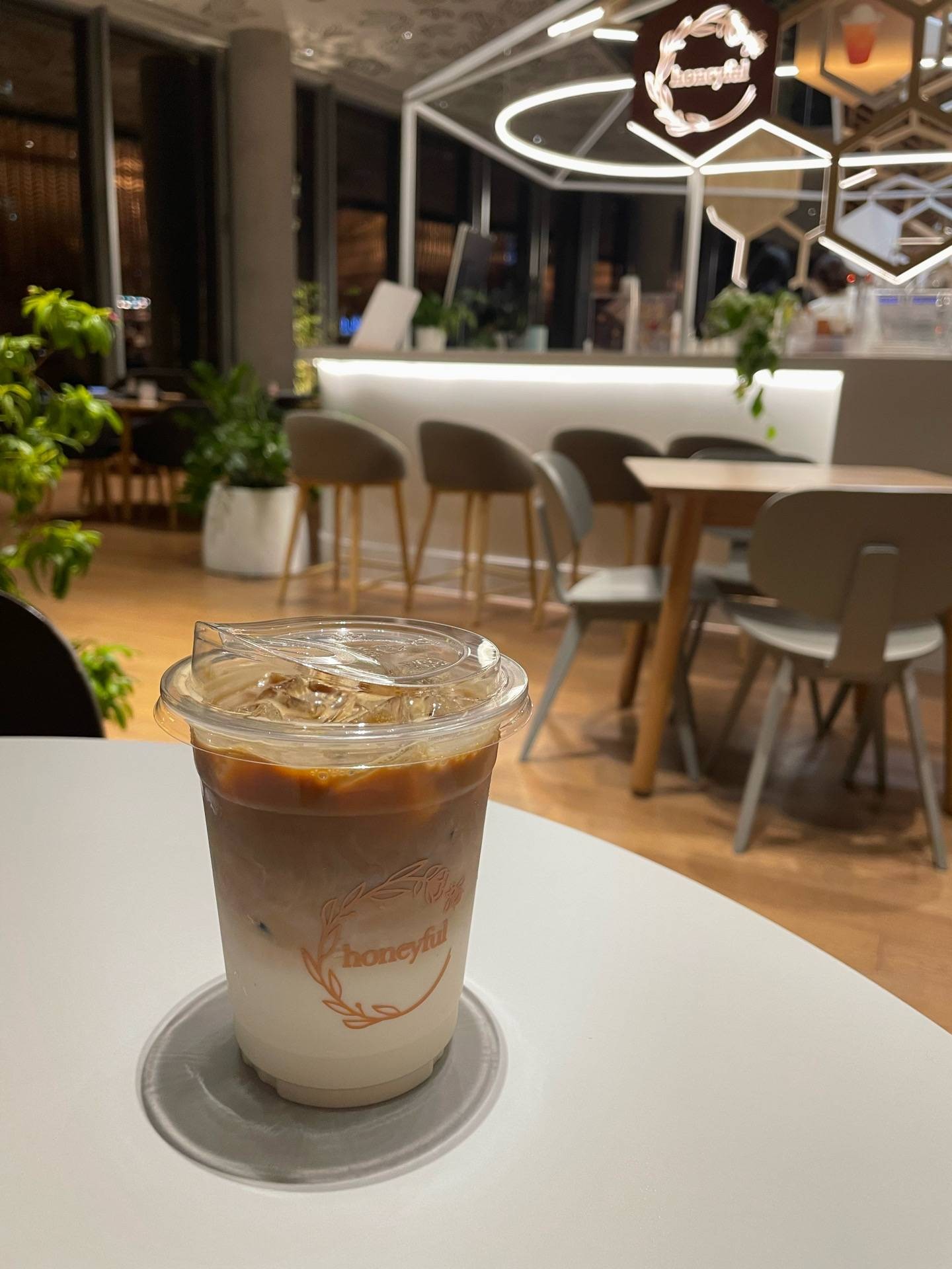 Manuka latte ร้าน Honeyful Cafe Central Embassy