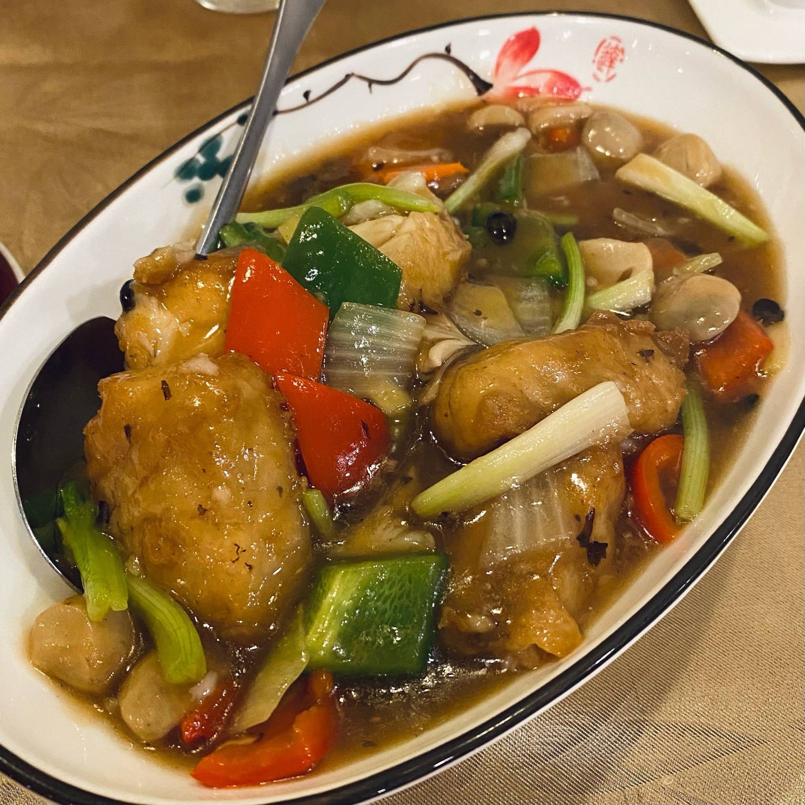เส้นใหญ่ราดหน้าปลาเต้าซี่ ร้าน Siang Ping Loh Chinese Restaurant โรงแรม ...