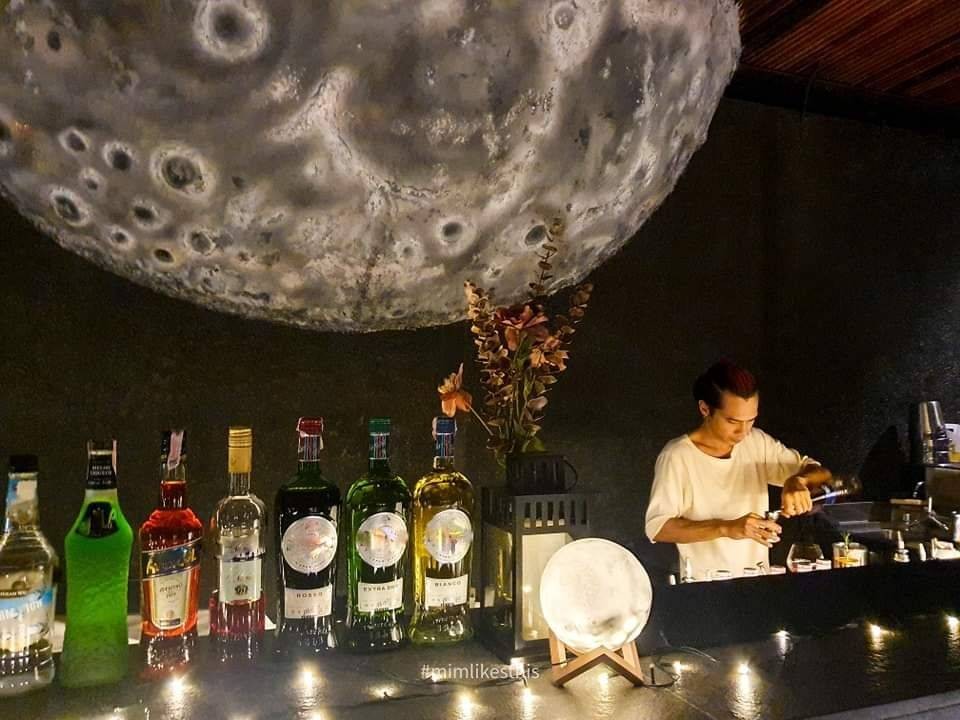 รูป over the moon sky lounge