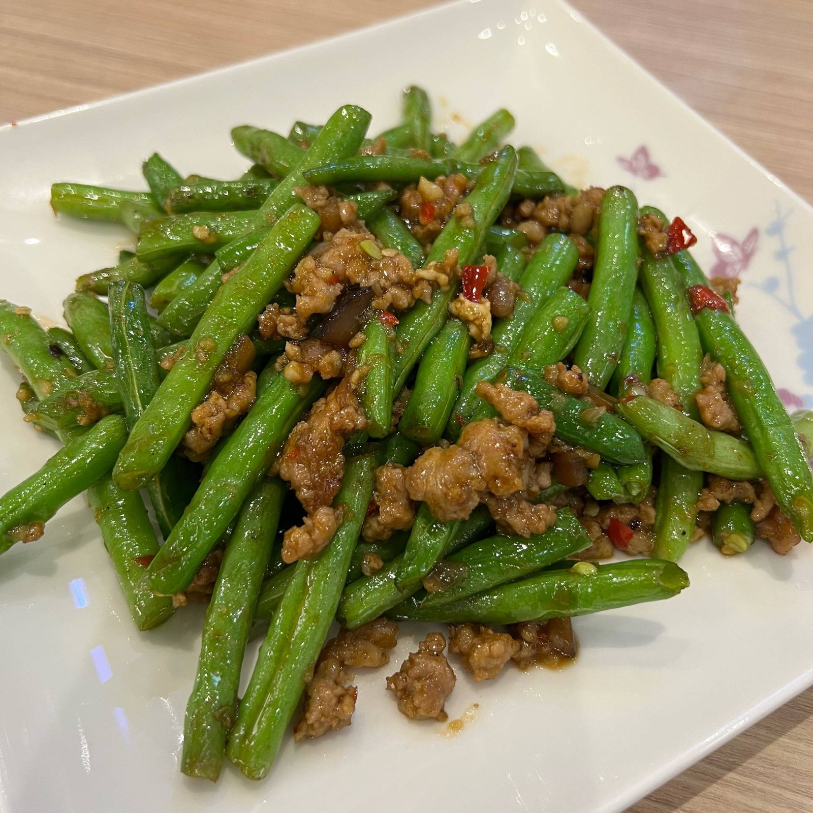 หมูสับผัดถั่วแขกเห็ดหอมสไตล์ฮ่องกง • ฿220++ ร้าน Man Fu Yuan Kitchen ...