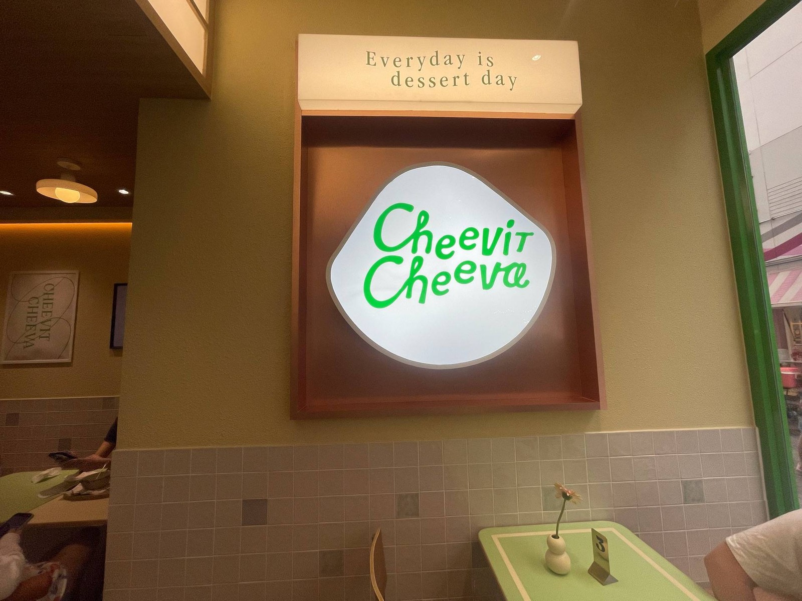 รูป Cheevit Cheeva Siam Square One