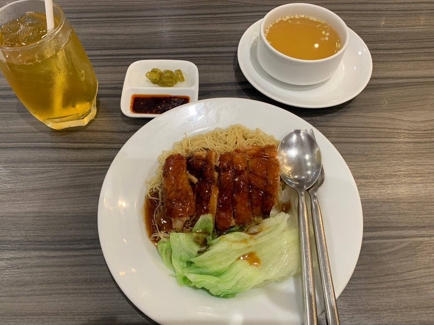 บะหมี่แห้ง หน้าบาร์บีคิว • จานนี้เสิร์ฟมาพร้อมกับน้ำซุปรสชาดกลมกล่อม ...