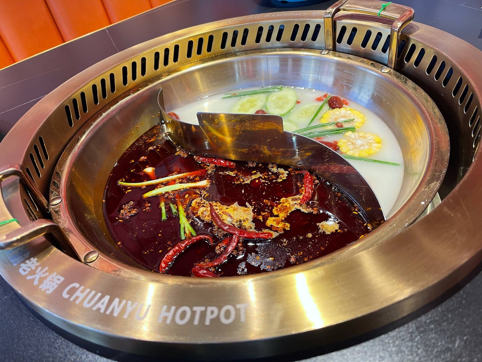 ซุปหม่าล่า/ซุปกระดูกหมู ร้าน Chuan Yu Chinese Hotpot 川渝老火锅