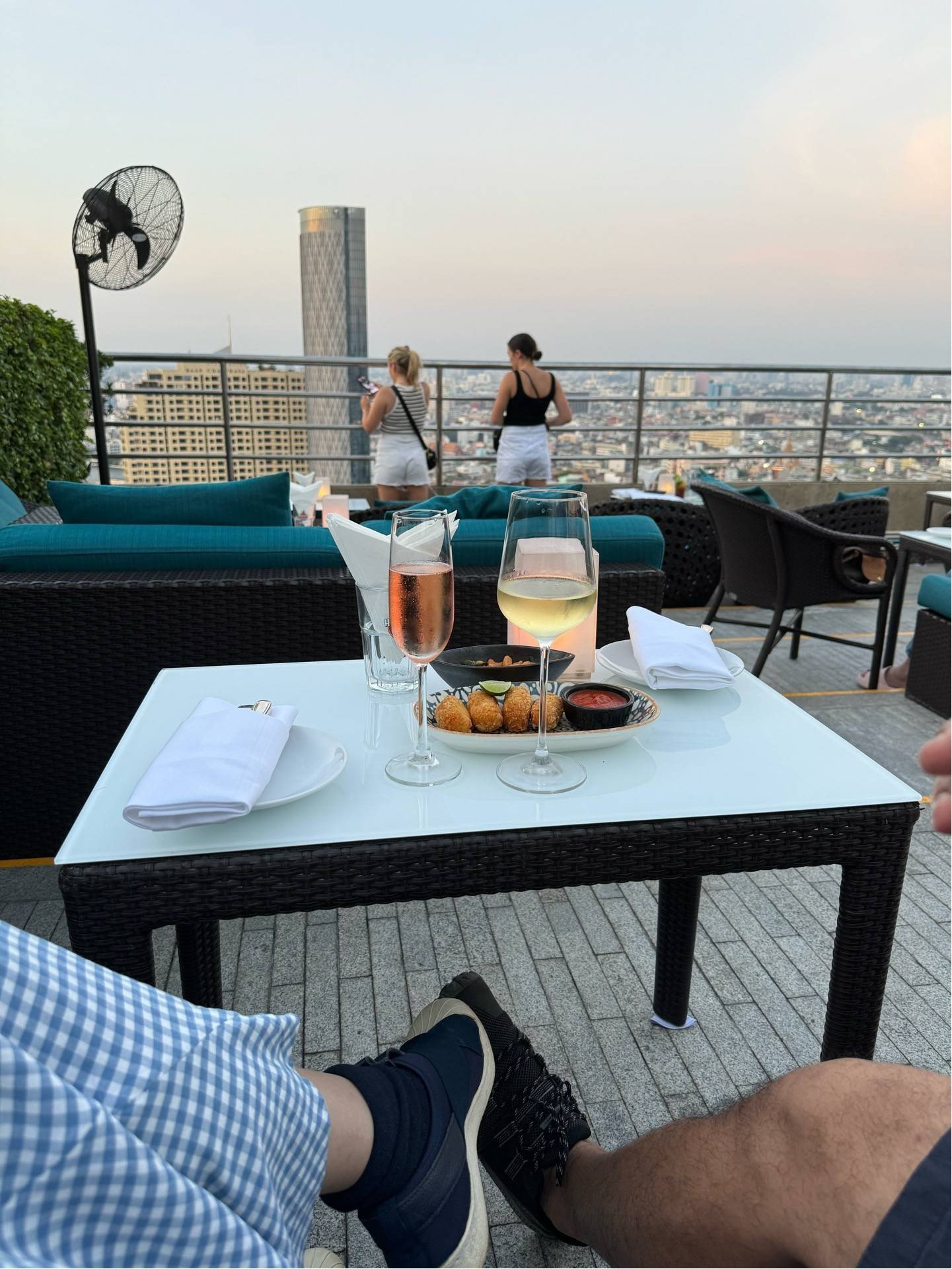 รูป Three Sixty Lounge Millennium Hilton Bangkok Hotel