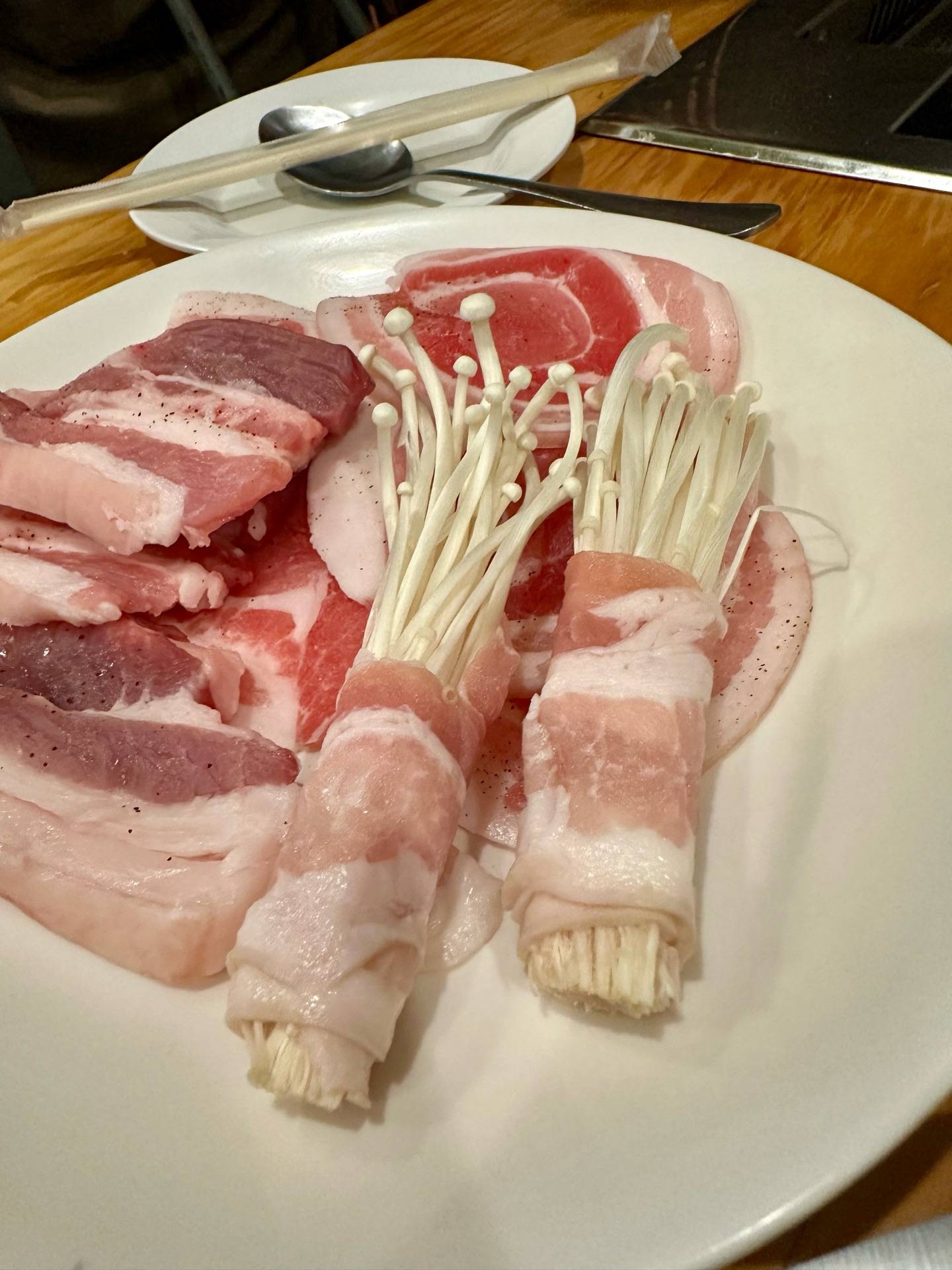 เบคอนพันเห็ดเข็มทอง ร้าน ปิ้งย่างหมูเกาหลี Sam Gyup Sal BBQ สาขาสรงประภา