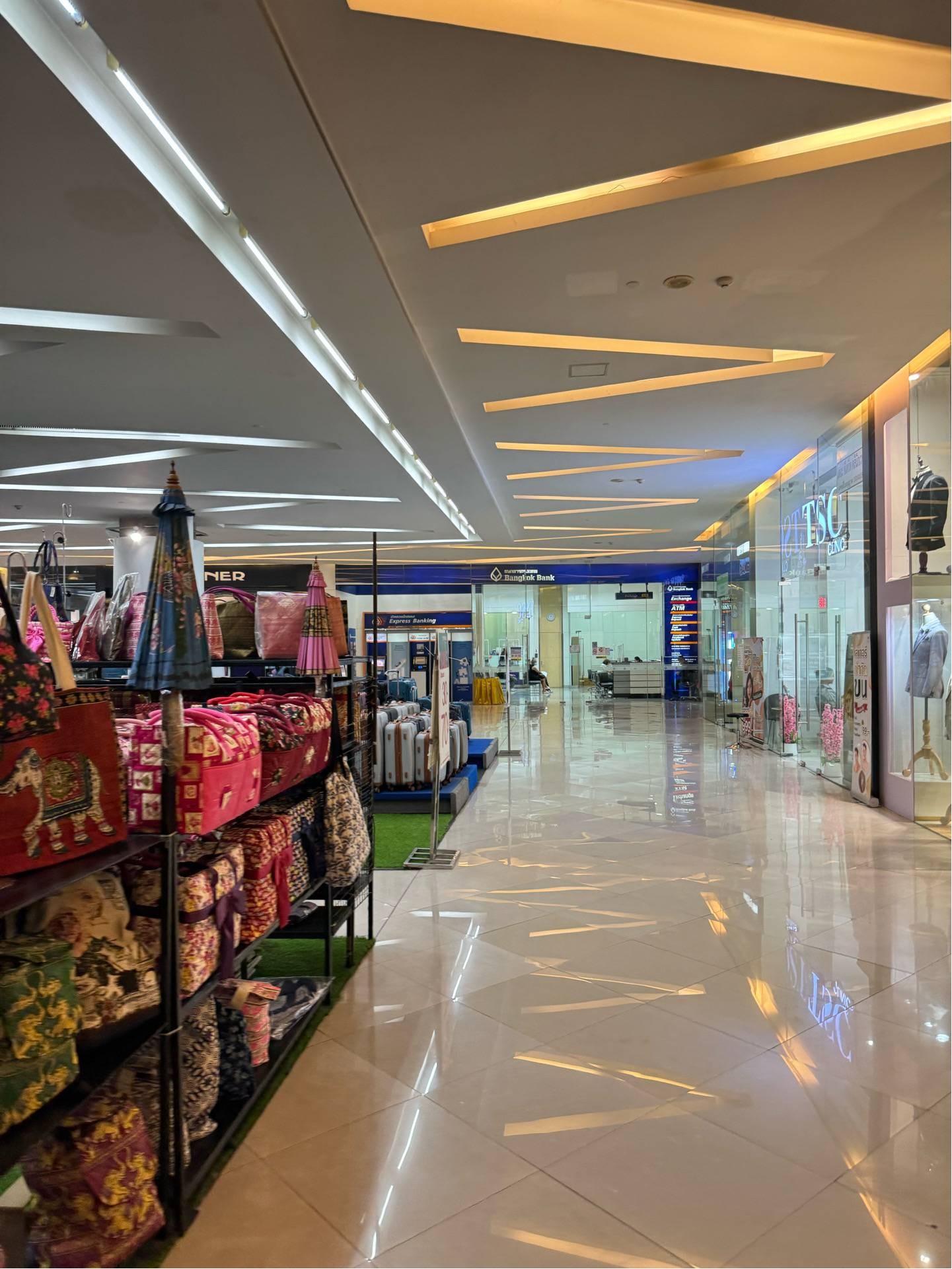 รูป Esplanade Ratchadapisek