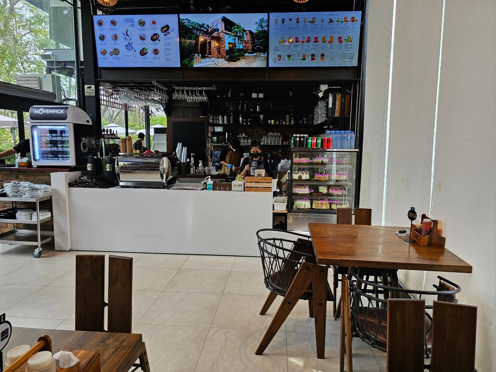 รูป 360 Hours Cafe & Bar