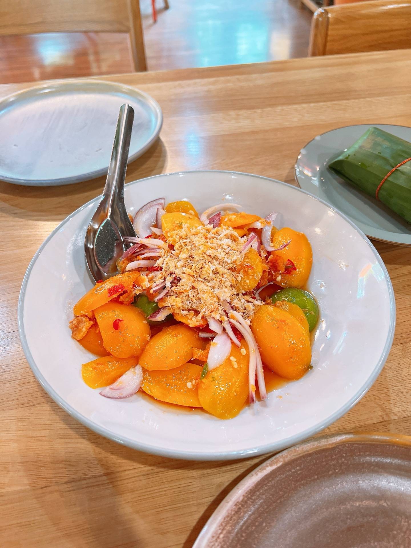 ตำมะยงชิด ร้าน Phed Phed Lhay (เผ็ดเผ็ด หลาย) ตั้งอยู่ที่ ซอยสายลม 1 ...