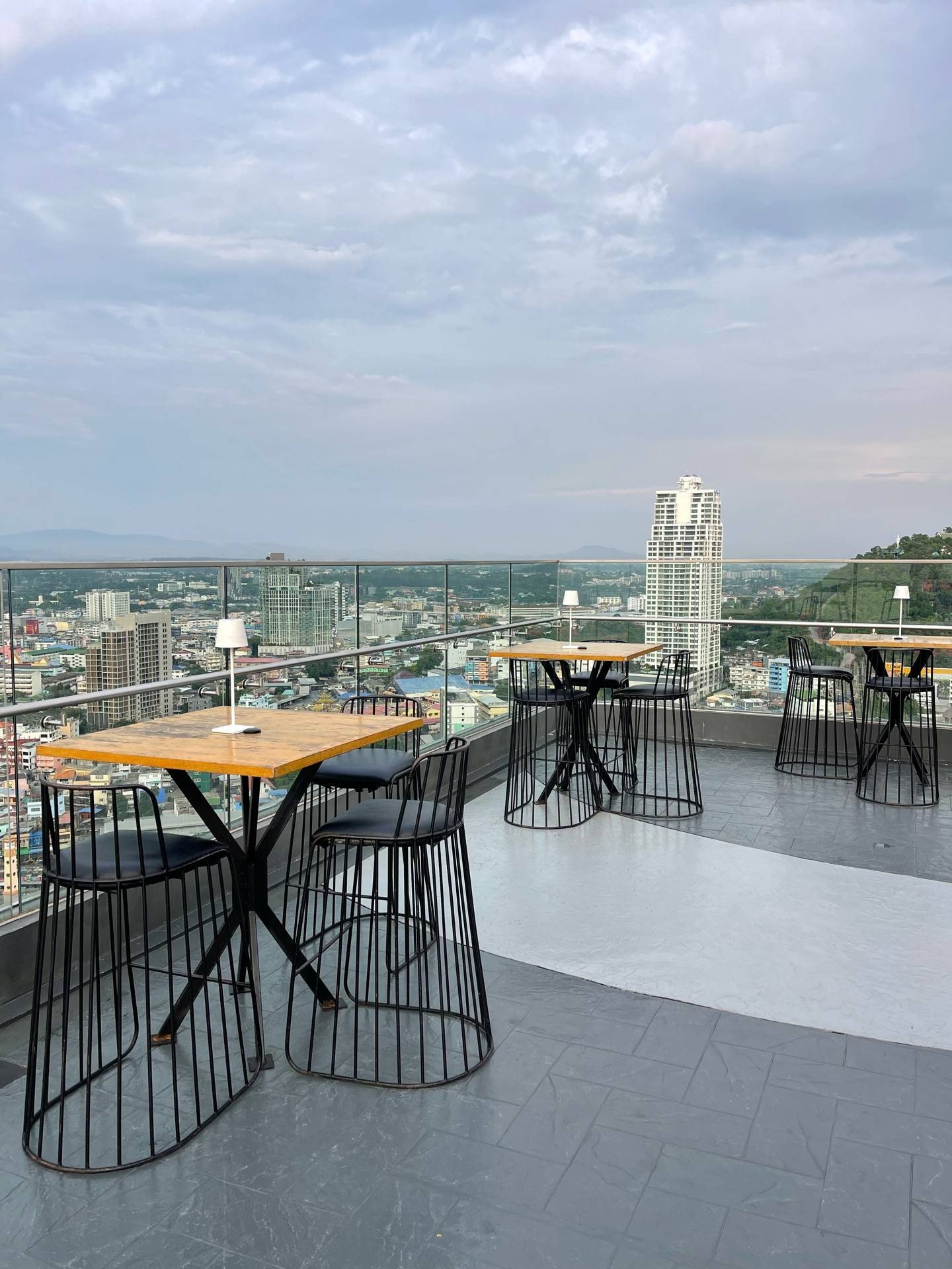 รูป Silver Moon Rooftop Bar Novotel Sriracha & Koh Si Chang Marina Bay