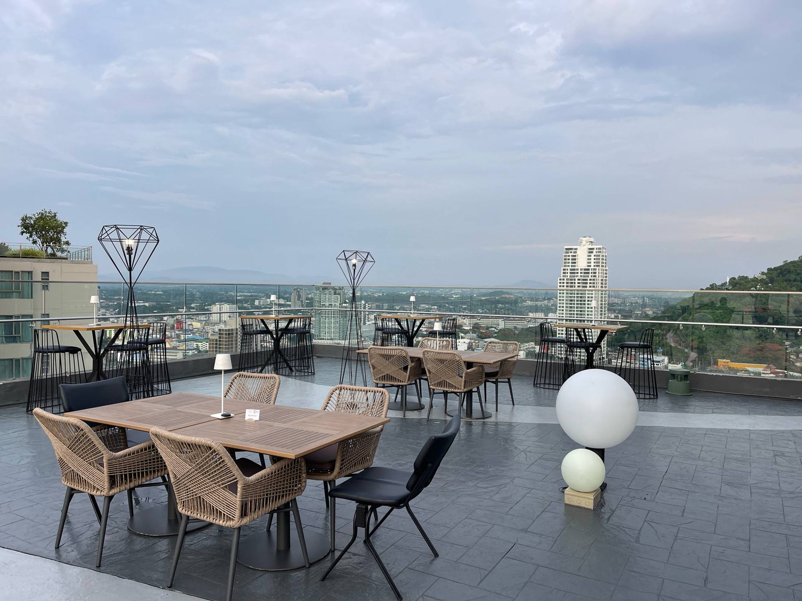 รูป Silver Moon Rooftop Bar Novotel Sriracha & Koh Si Chang Marina Bay
