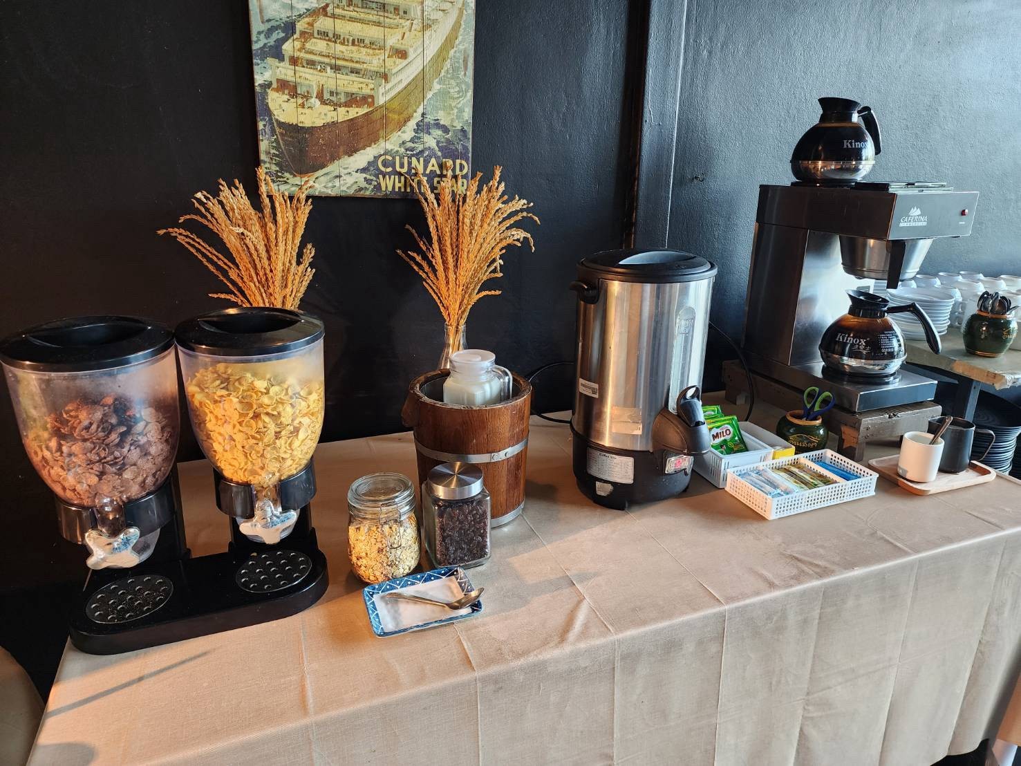 Refreshment bar ร้าน Inlaya Bar and Grill