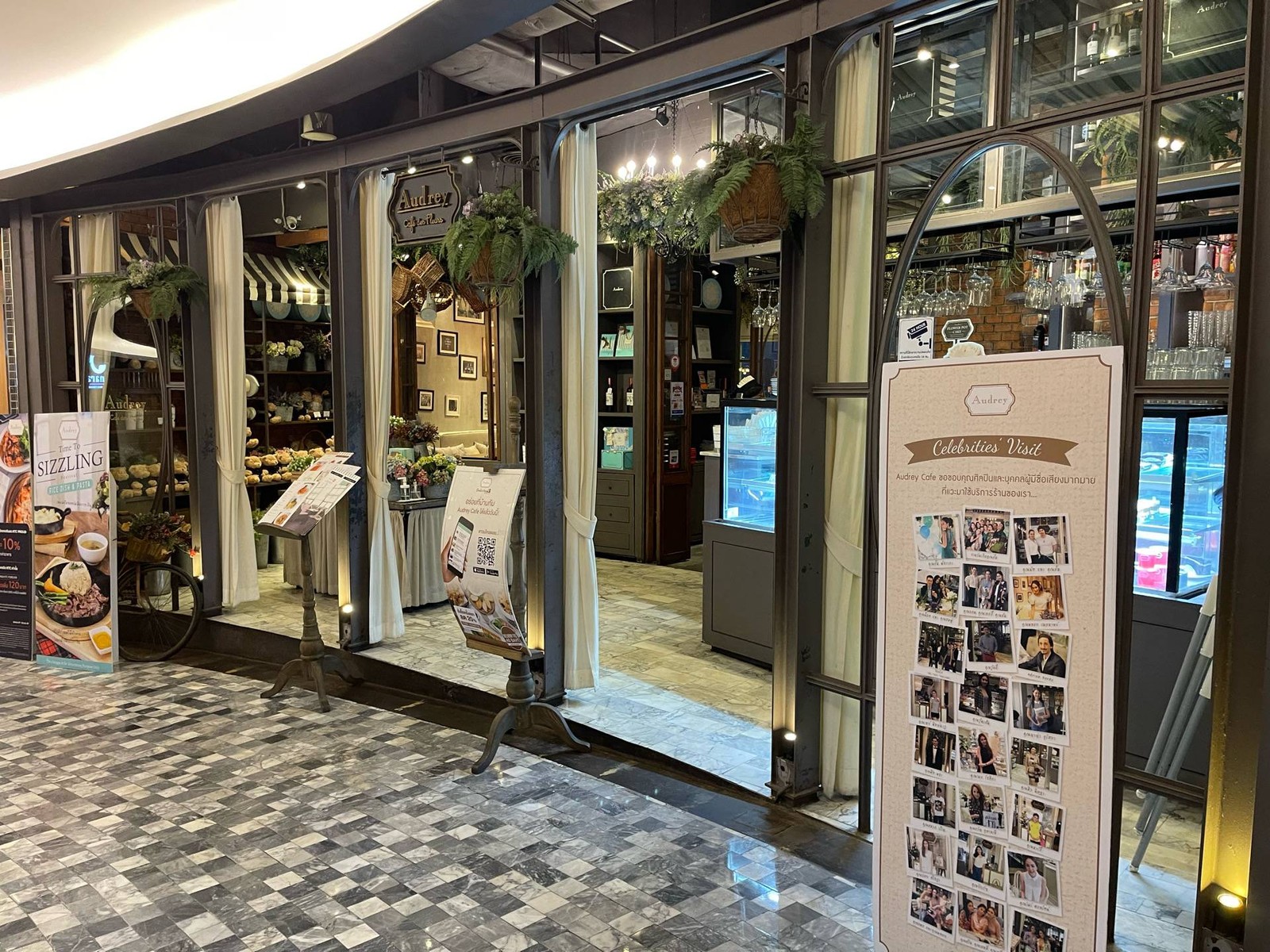 รูป Audrey Cafe des Fleurs EmQuartier ชั้น 8 (ตึก Helix Quarter)