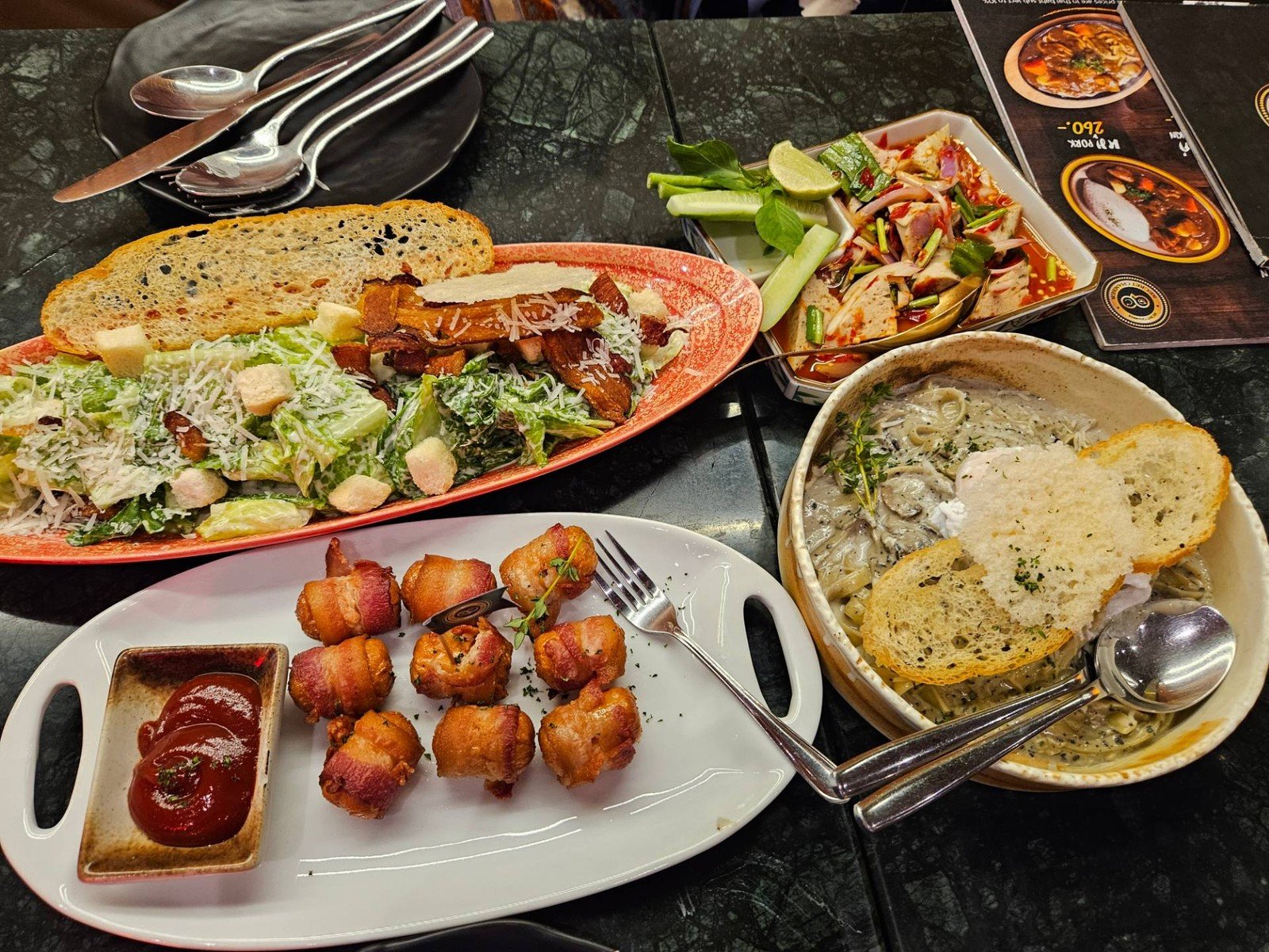 รูป Secret Chamber Charn at the Avenue