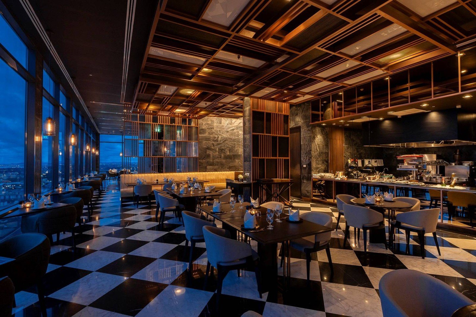 รูป Elementi Rooftop Restaurant & Bar โรงแรม ฮอลิเดย์ อินน์ แอนด์ สวีท ...